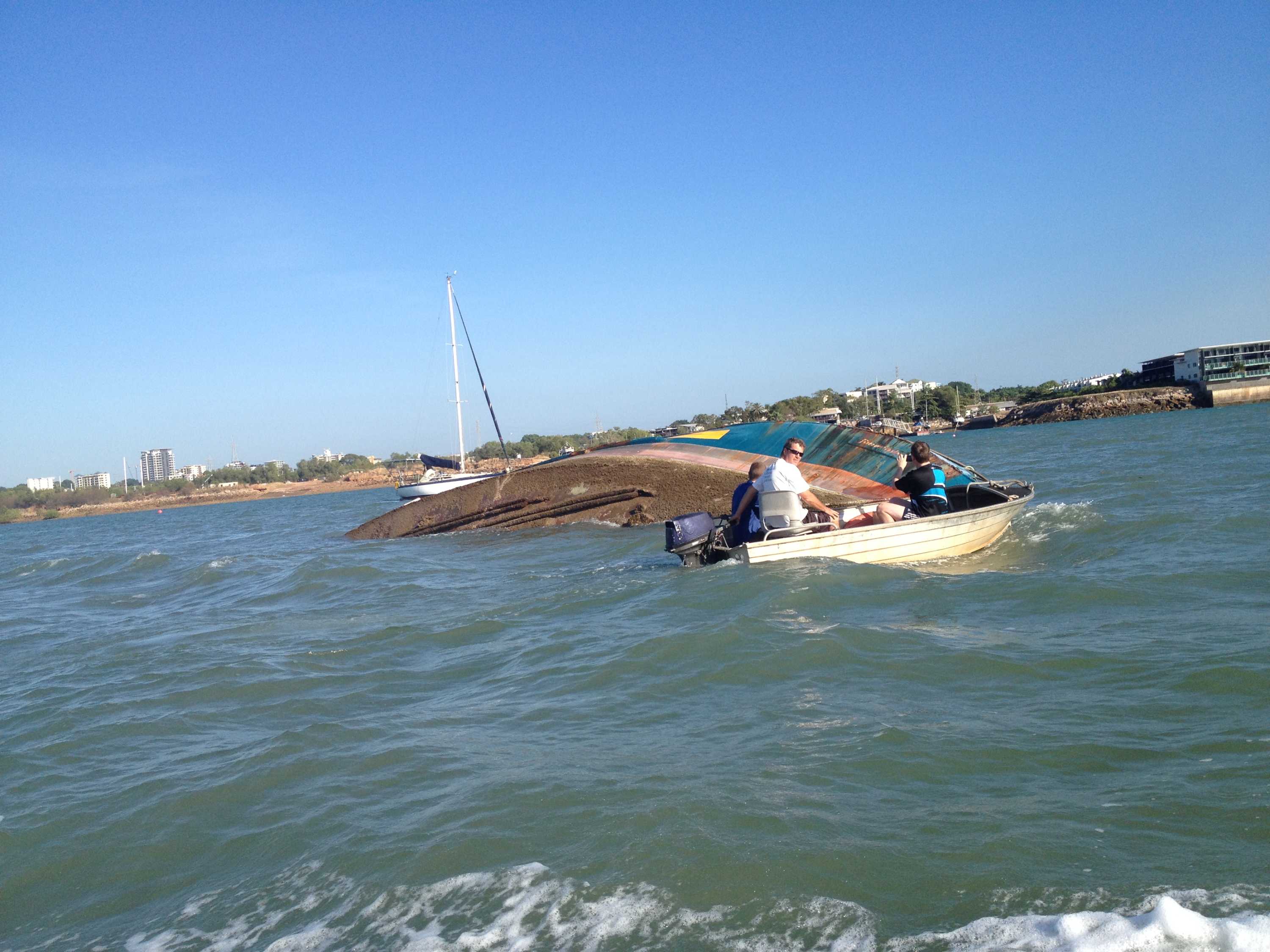 Boat capsizes in Darwin Harbour - ABC News