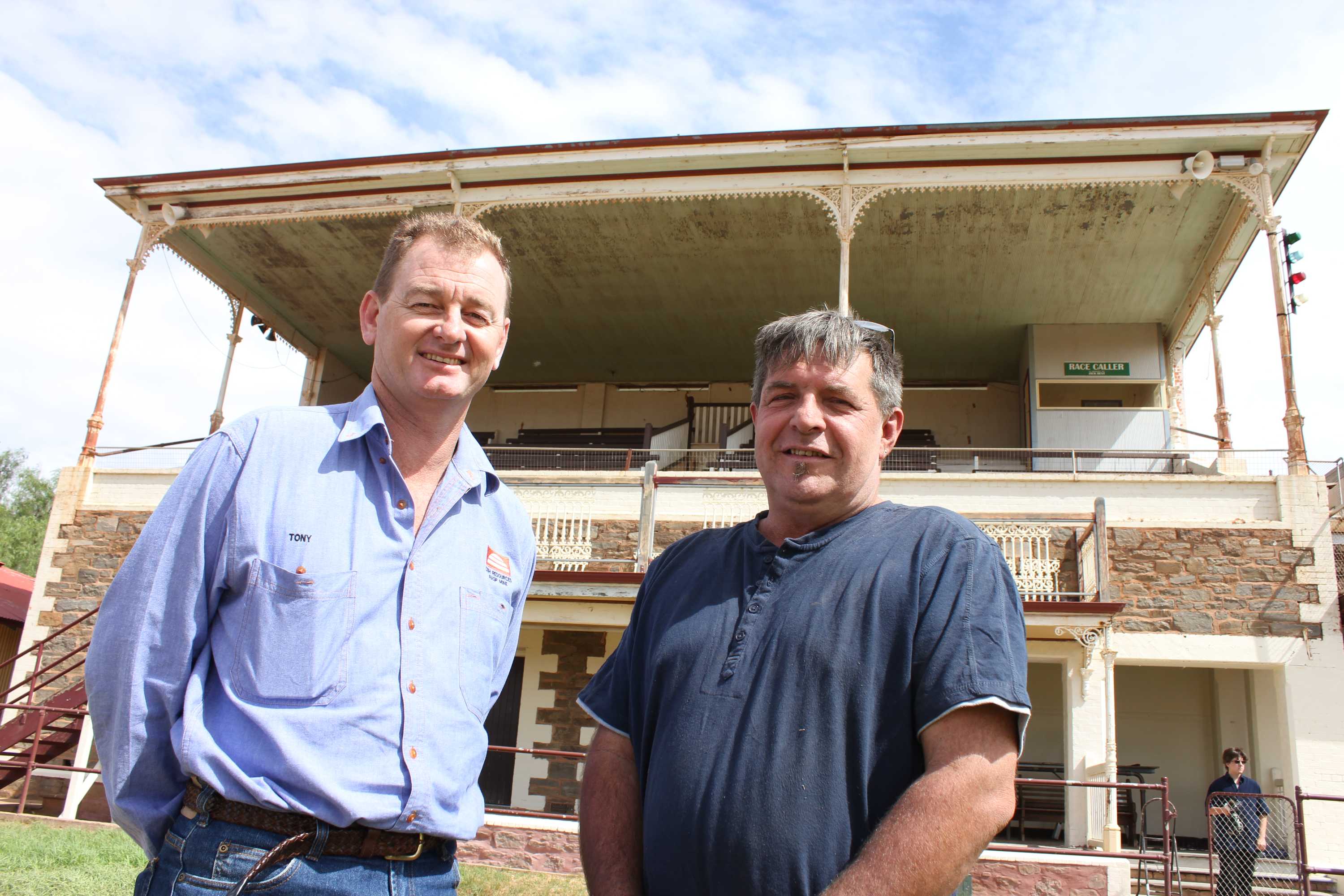 Volunteers give grandstand a facelift - ABC News