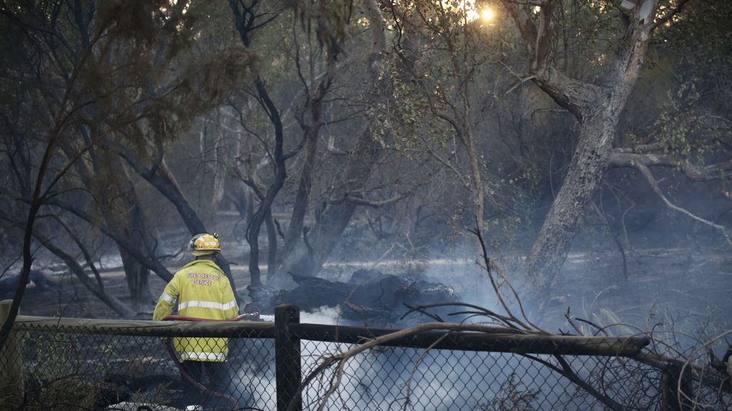 Residents wake up to fire emergency in Perth's north - ABC News