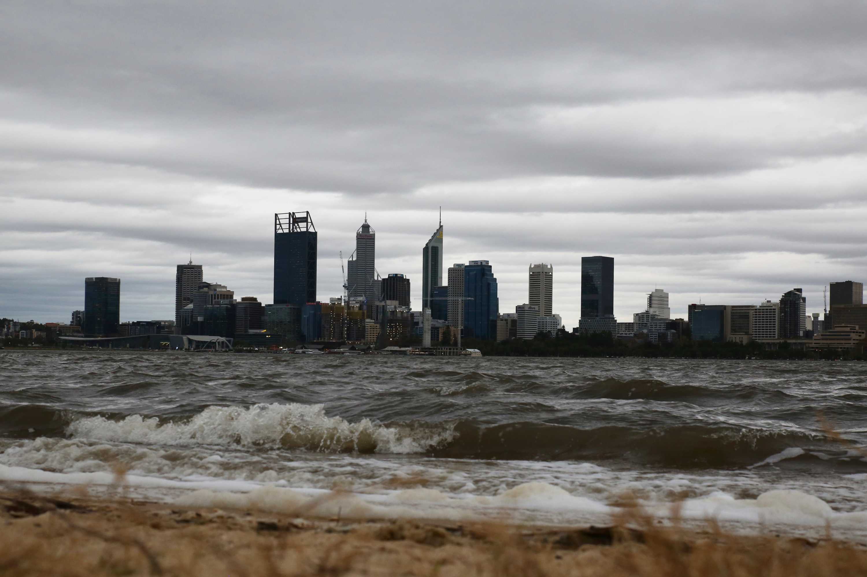 WA storm cuts power, hits homes and washes yachts ashore as cold front ...