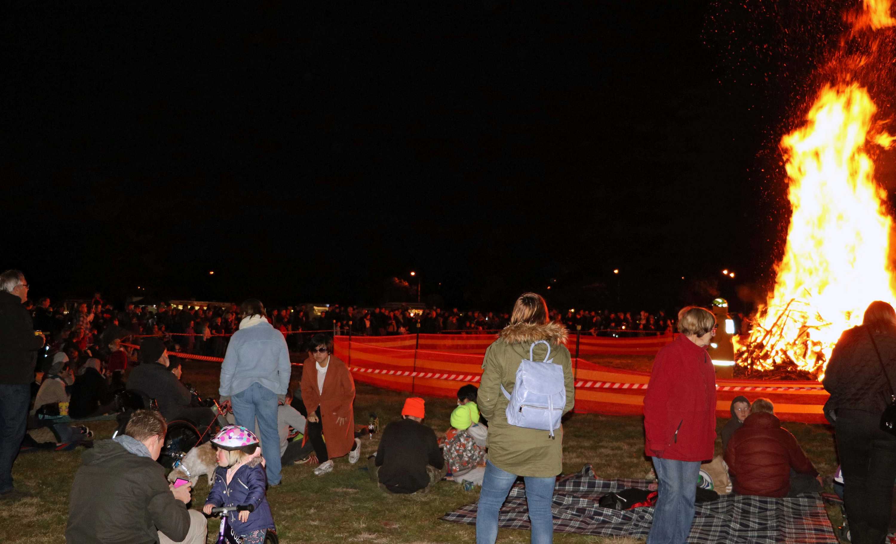 Bonfire night makes a fiery comeback at Weston Creek in Canberra - ABC News