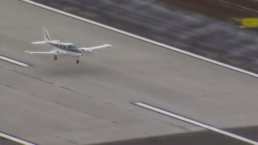 First plane lands at new Western Sydney Airport - ABC News