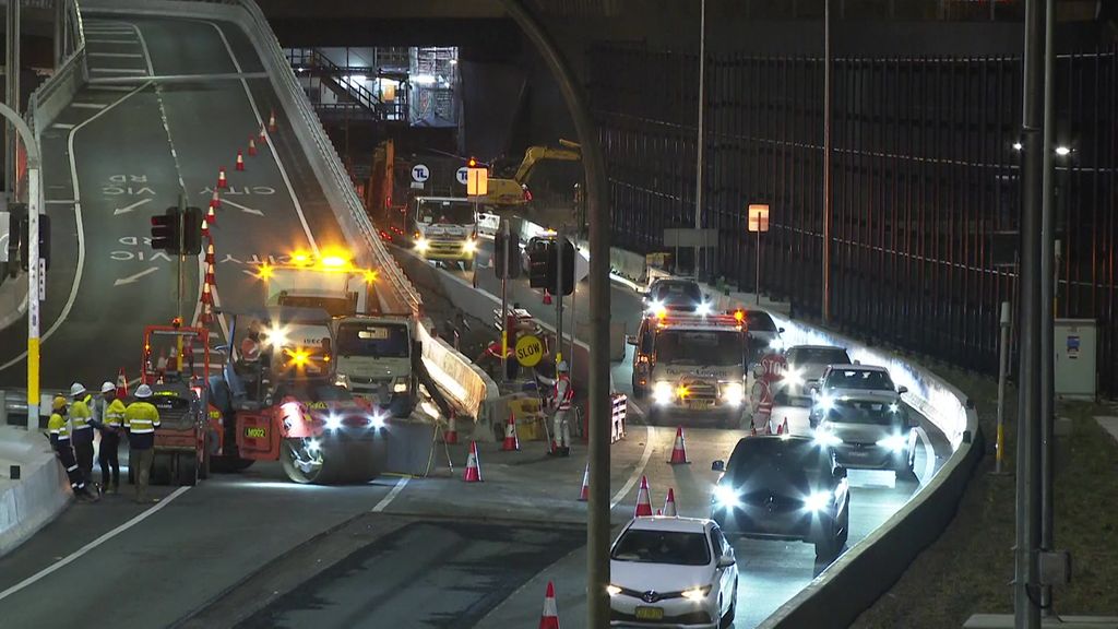 Workers complete second lane near Rozelle Interchange overpass - ABC News