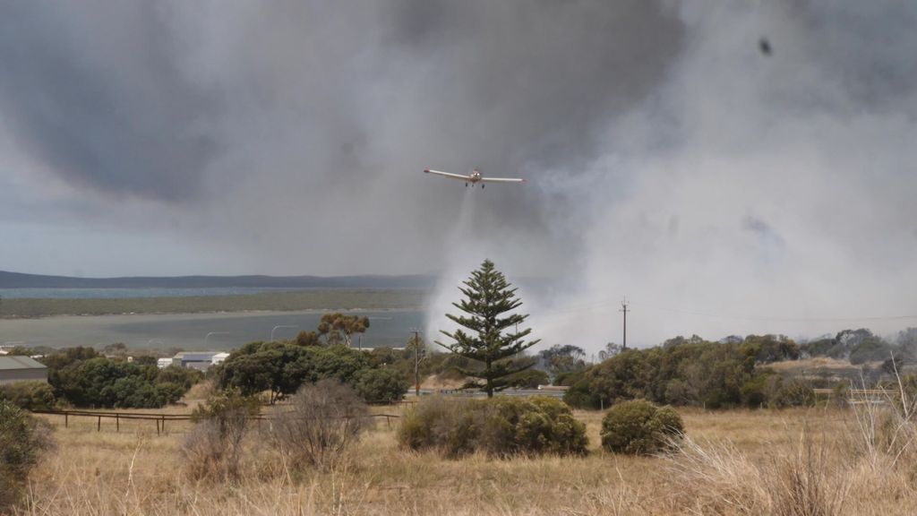 Emergency warning for bushfire burning toward Port Lincoln - ABC News