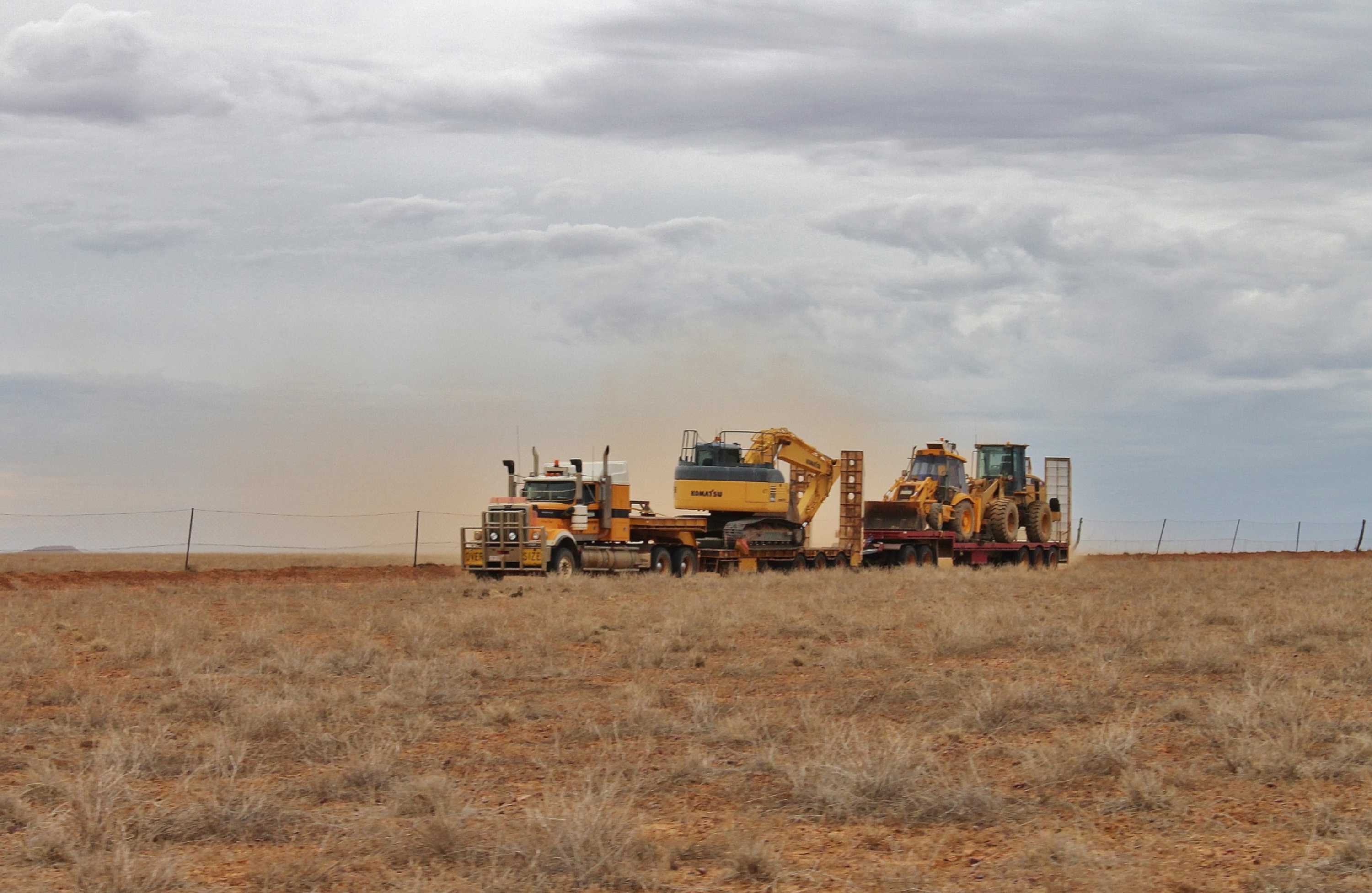 Dinosaur dig gets underway at new site at Eromanga in outback ...