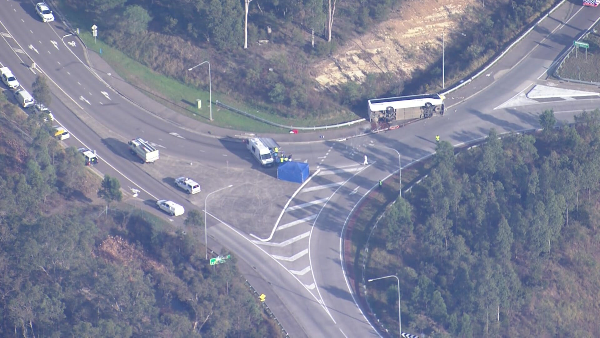 Live updates: 10 people die in Hunter Valley crash after bus rolls on ...