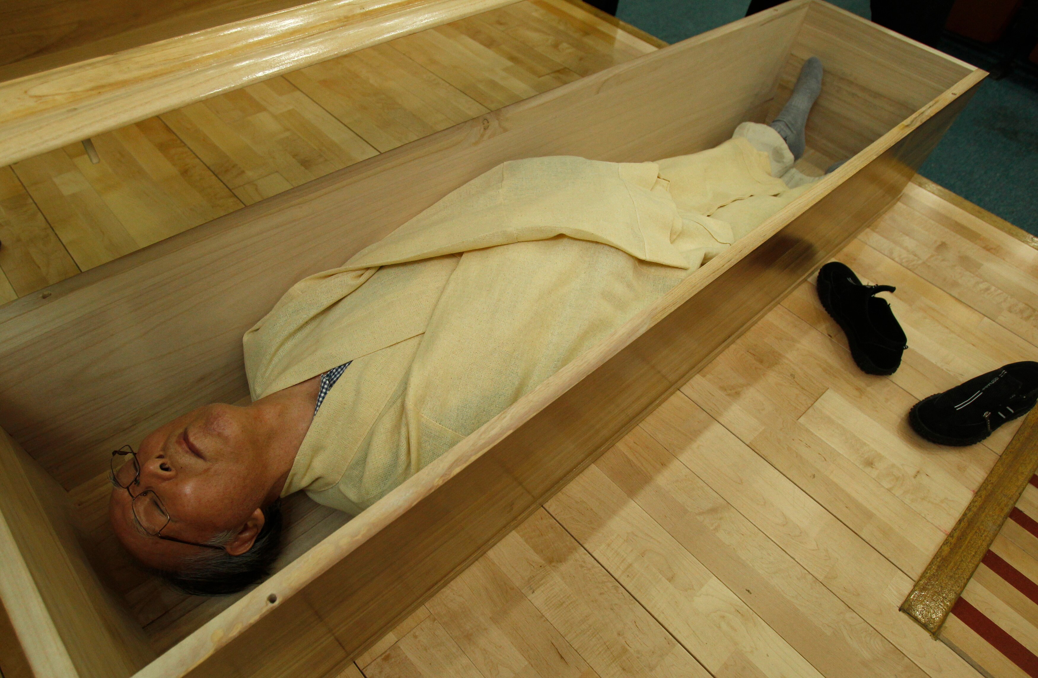 Life imitates death at South Korean 'coffin academies' - ABC News