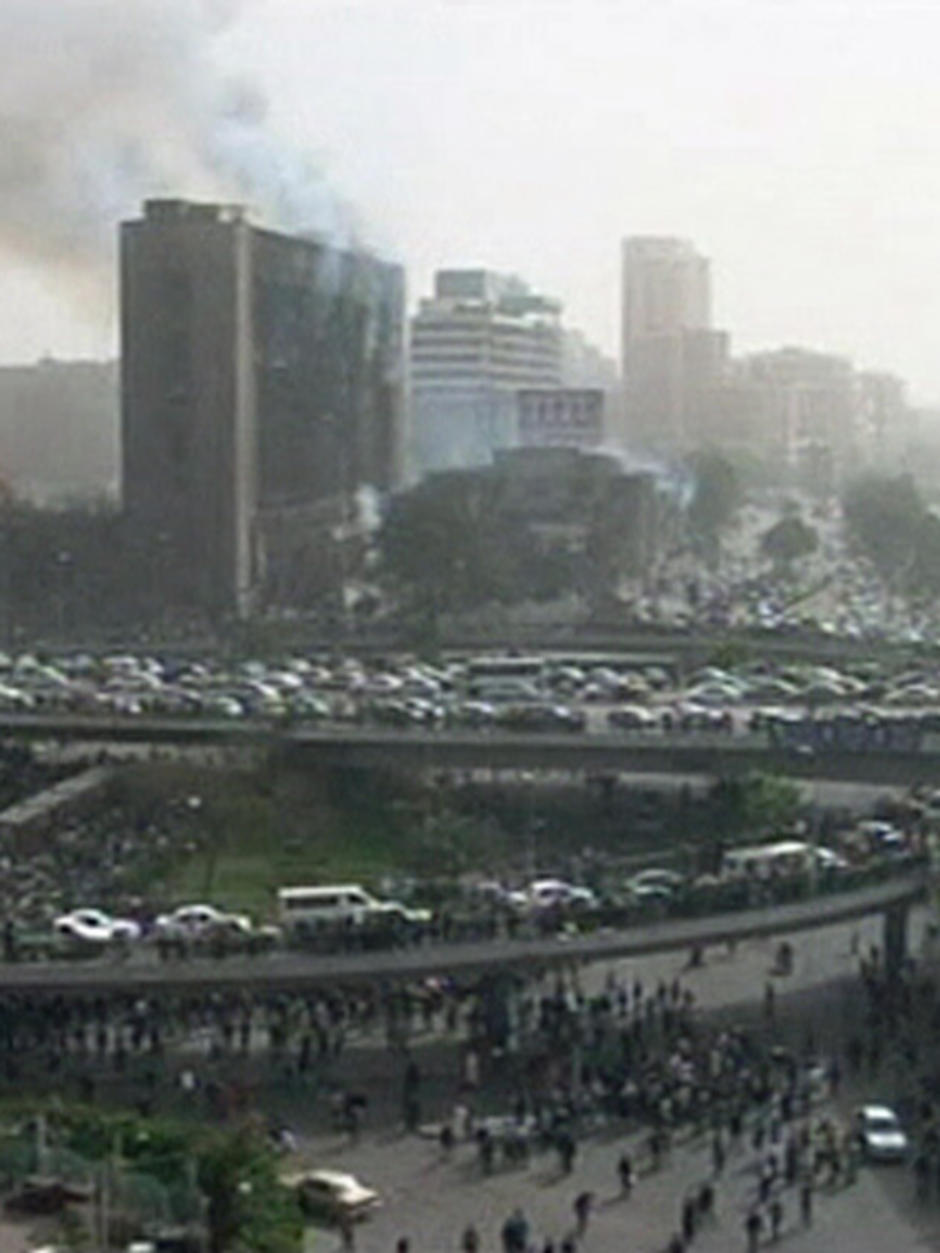 Smoke hangs over chaotic Cairo - ABC News