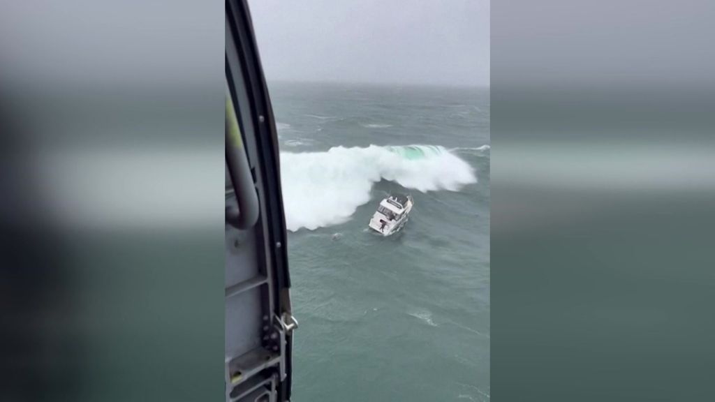 Man rescued by US Coast Guard seconds after boat capsizes in huge swell ...