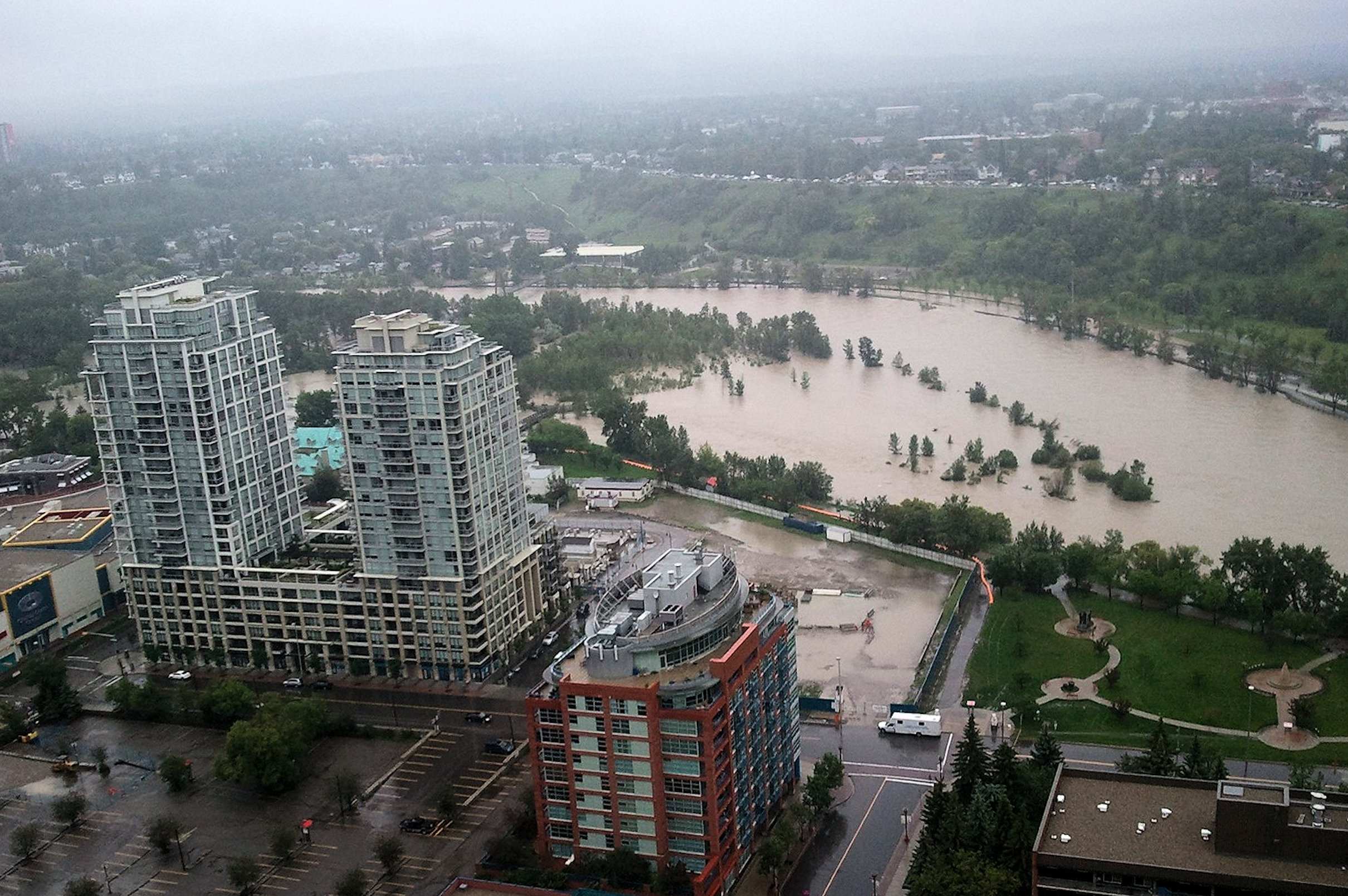 Thousands displaced as floods hit Calgary in Canada - ABC News