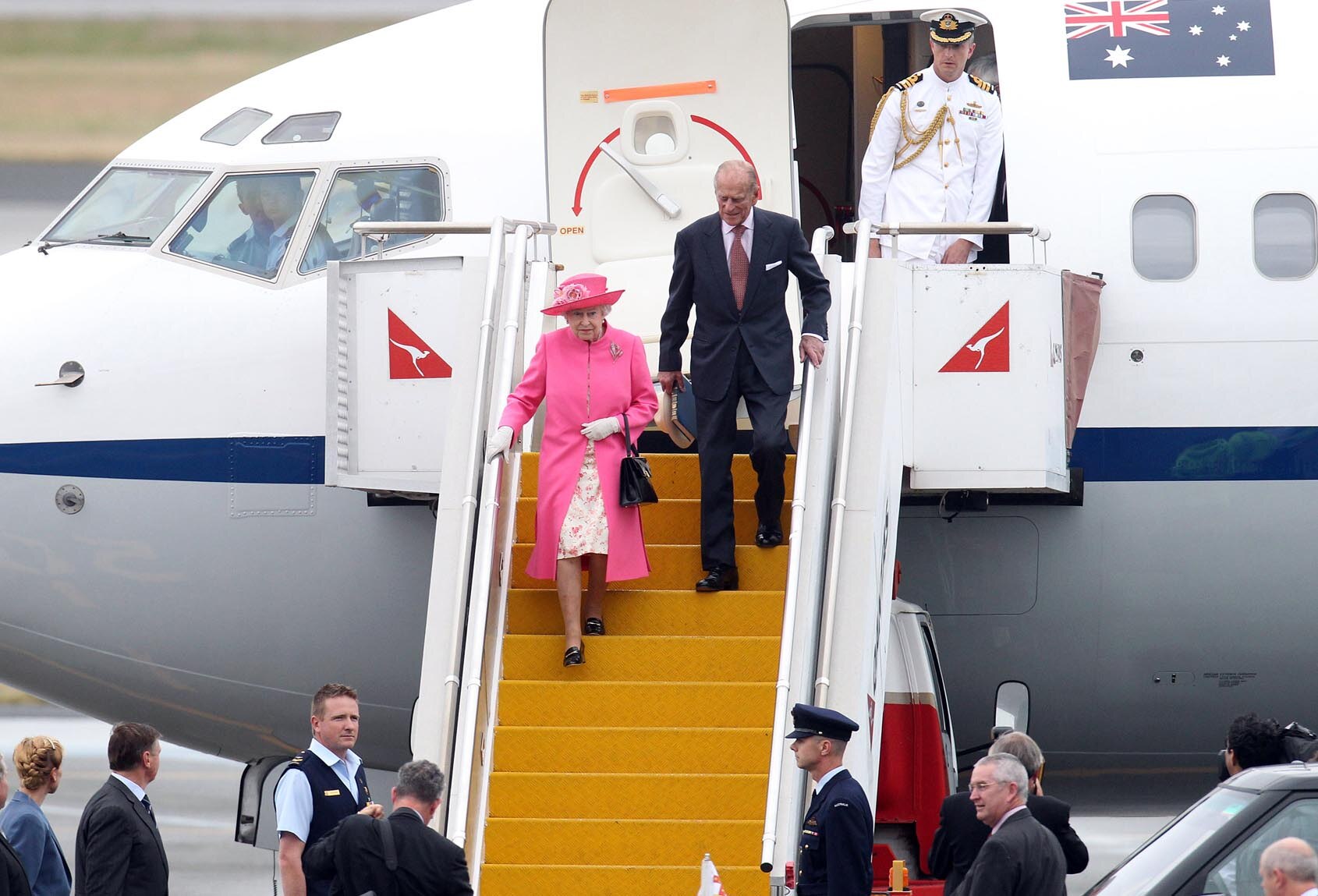 Queen touches down in Perth - ABC News