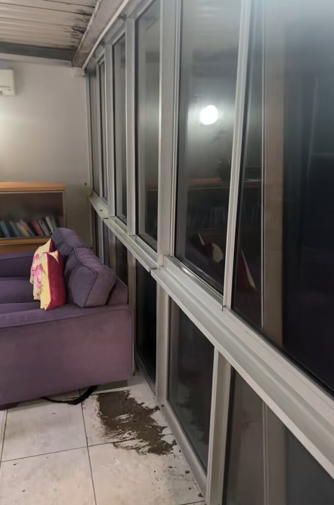 Windows rattle as heavy winds hit Surfers Paradise - ABC News