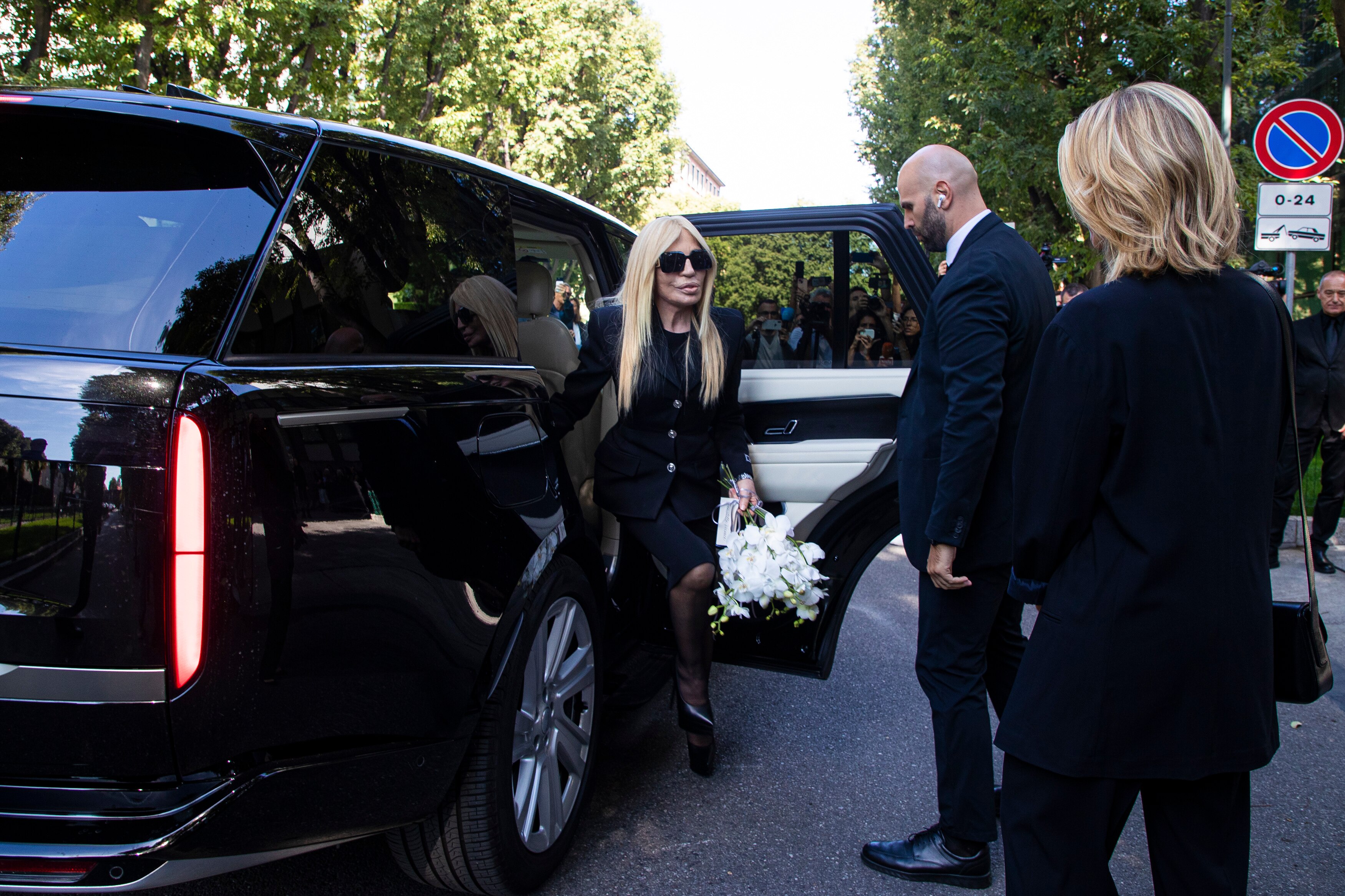 Giorgio Armani farewelled by large crowds of mourners in Milan - ABC News