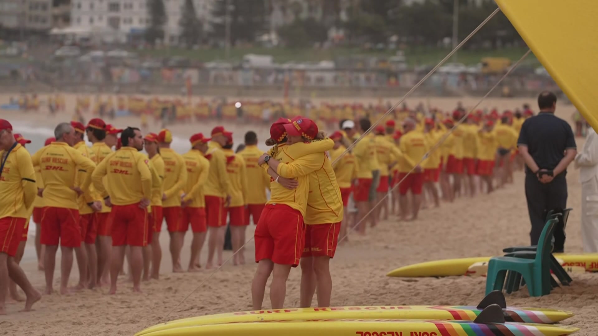 Hundreds of lifesavers hold silent vigil for Bondi victims - ABC News