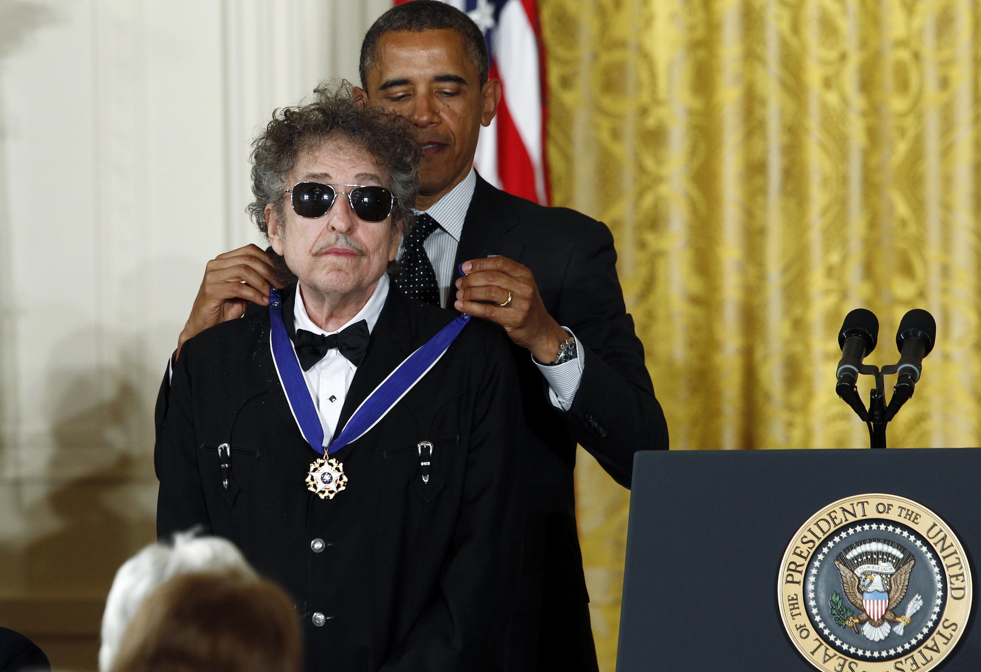Obama honours Dylan for 'incredible impact' - ABC News