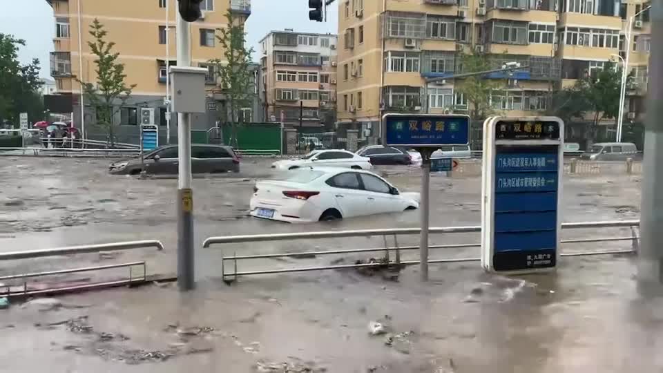Extreme rain in Beijing as remnants of Typhoon Doksuri turn roads into ...