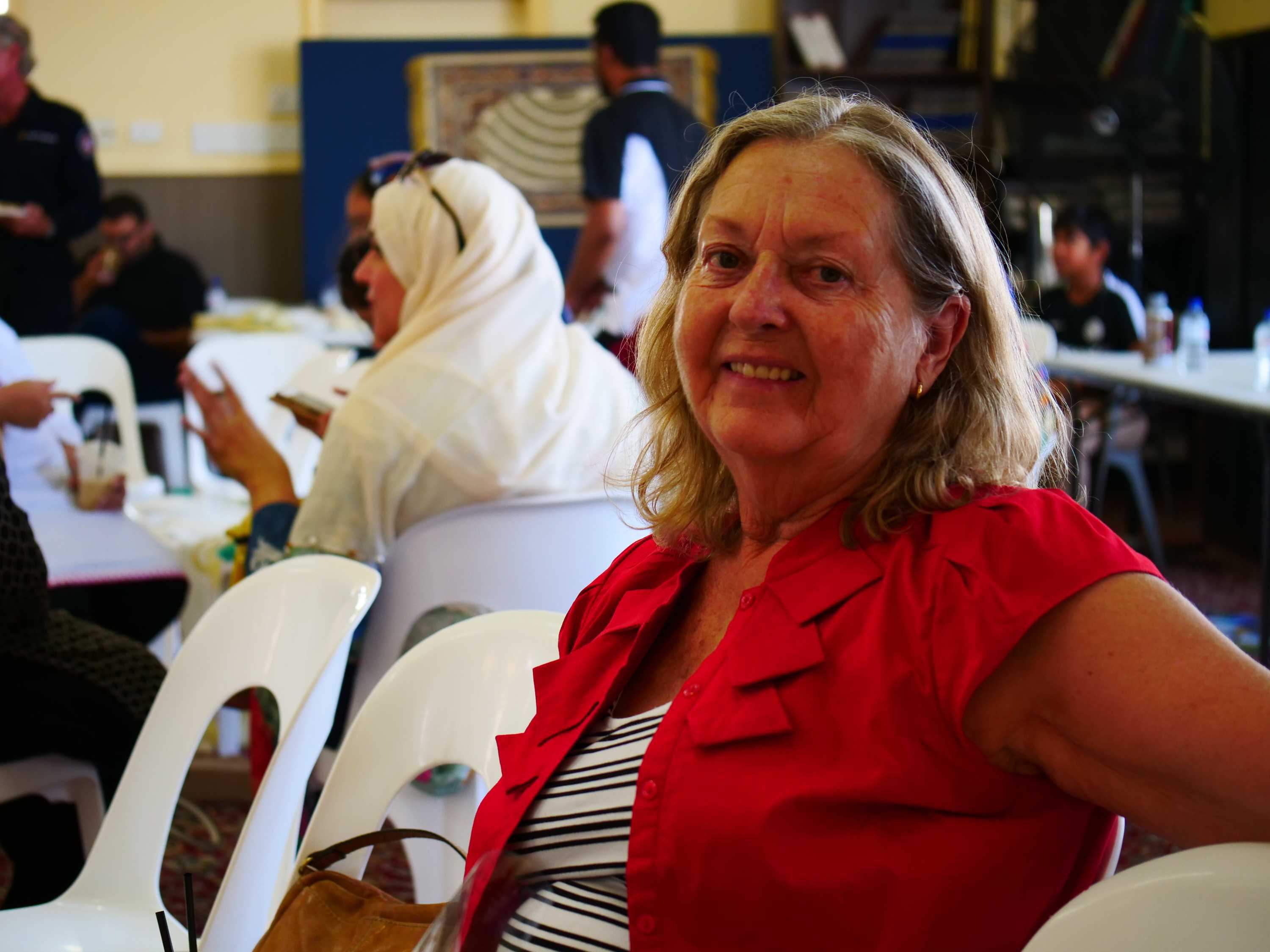 Regional mosque throws its doors open and shows women what it's like to wear a hijab - ABC News