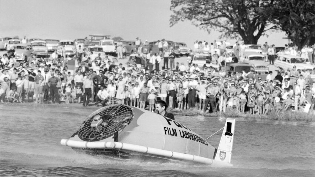 Hovercraft race on Lake Burley Griffin - ABC News