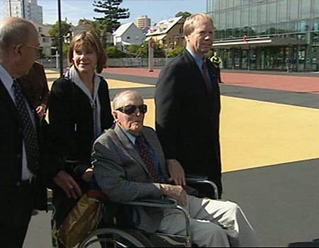 Mourners light candle for Sir Joh - ABC News