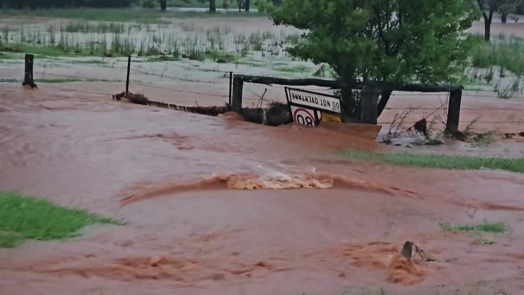 Water across road at Kingaroy - ABC News