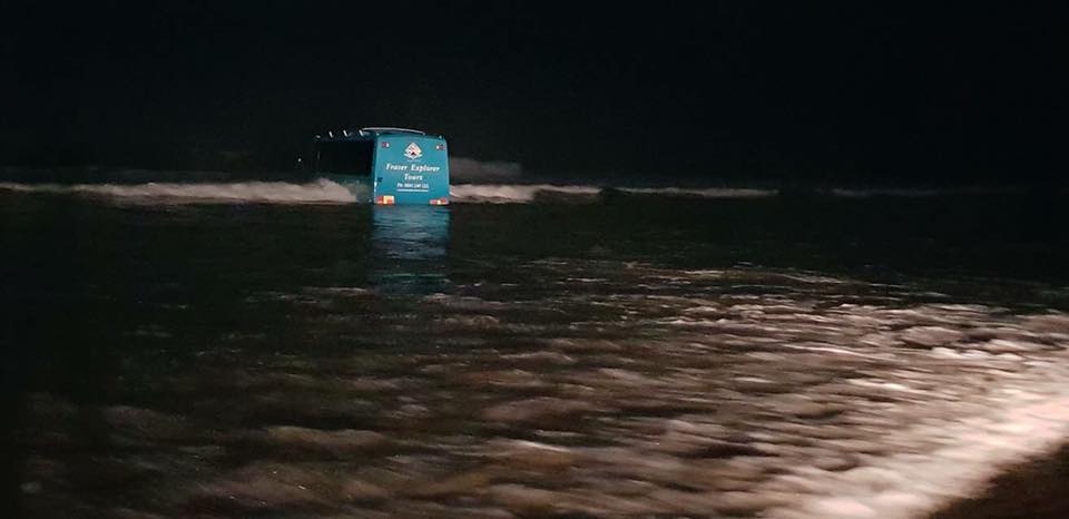 Bus becomes bogged on Fraser Island trying to bail out beached plane ...