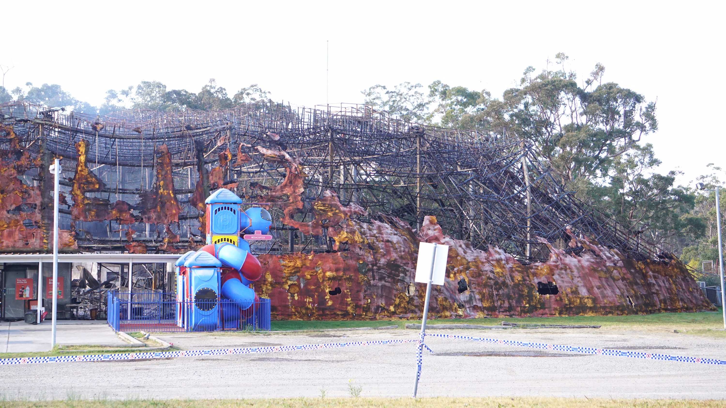 'Fake Uluru' at The Rock Roadhouse near Newcastle destroyed by fire ...