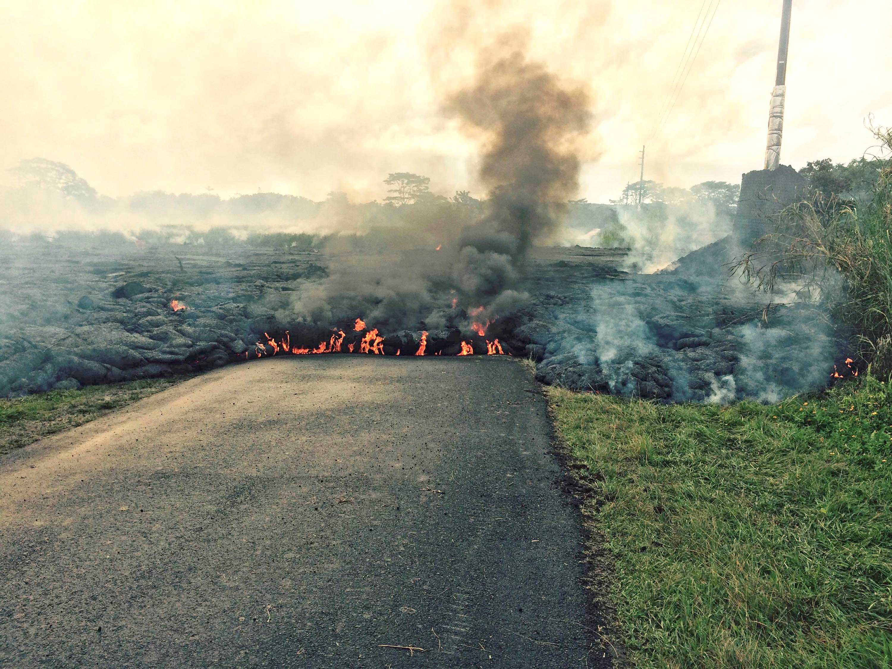 Hawaii volcano: Slow-moving lava flow from Kilauea eruption reaches ...