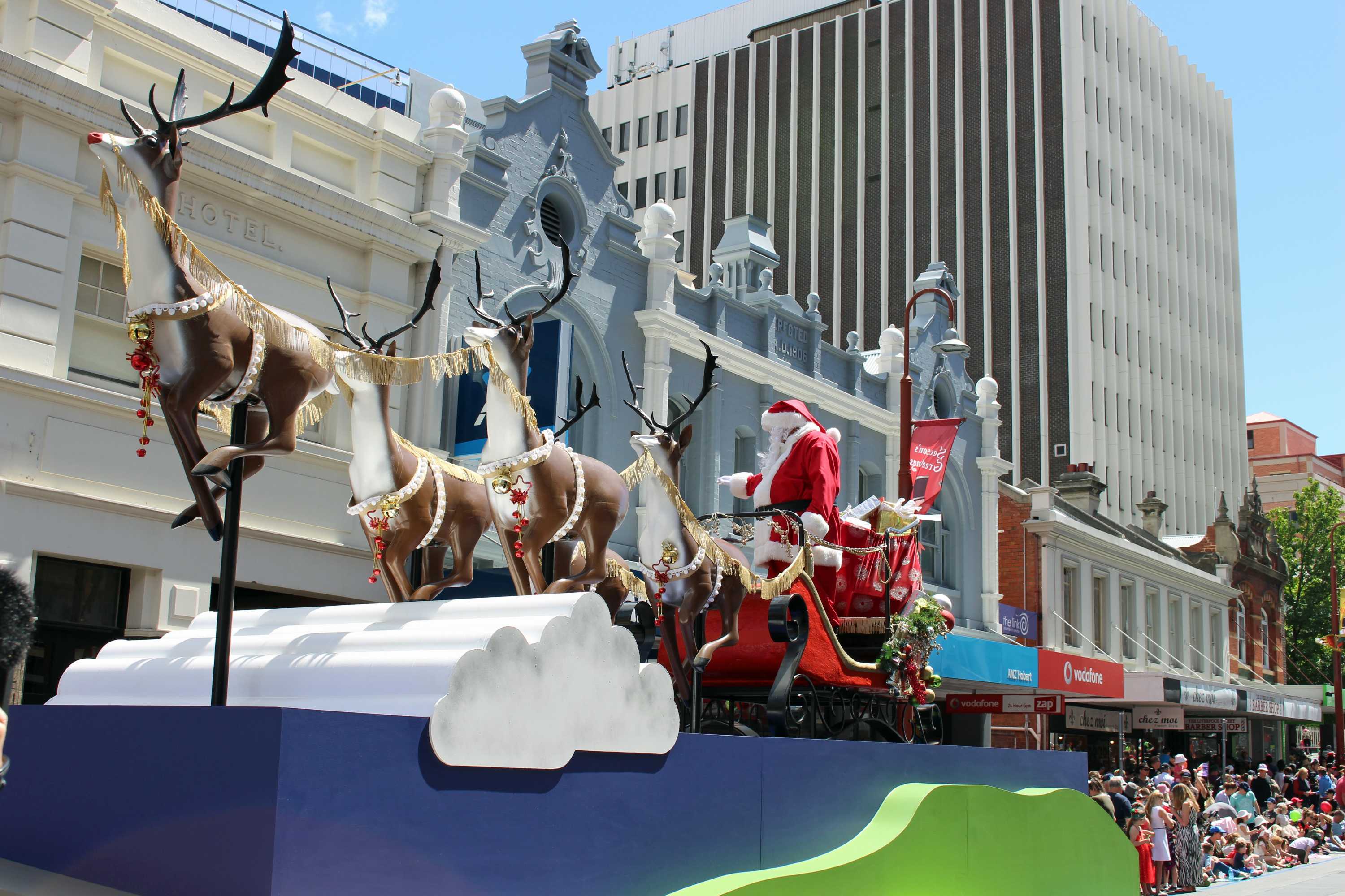 Thousands enjoy Hobart's annual Christmas pageant - ABC News