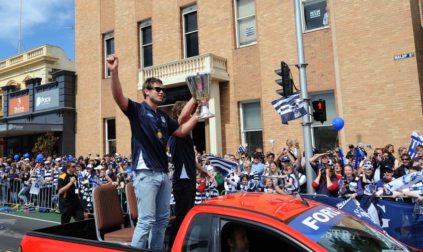 Fans celebrate Geelong win - ABC News