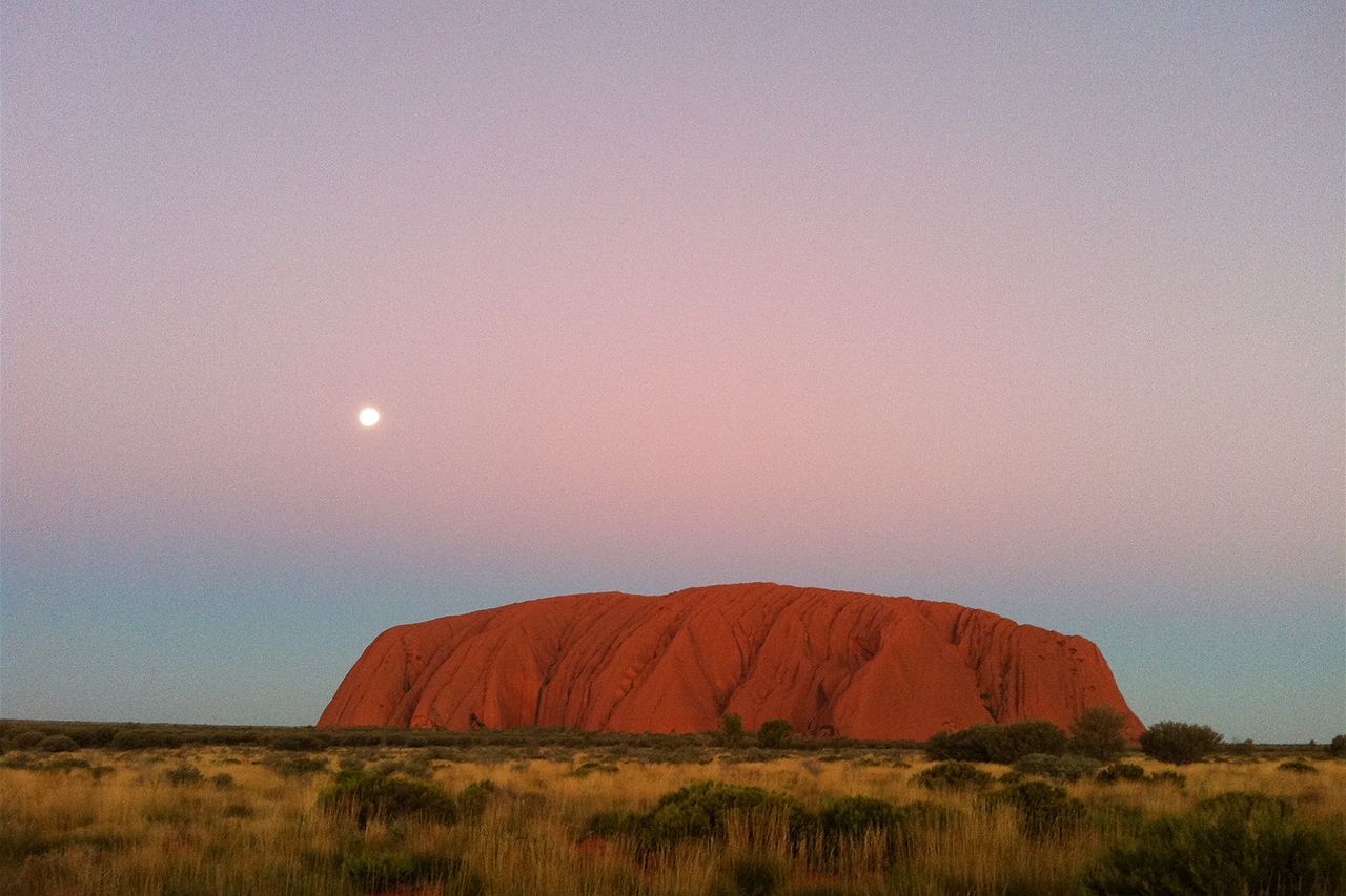 Huge crowds celebrate at Uluru climb closure concert - ABC listen