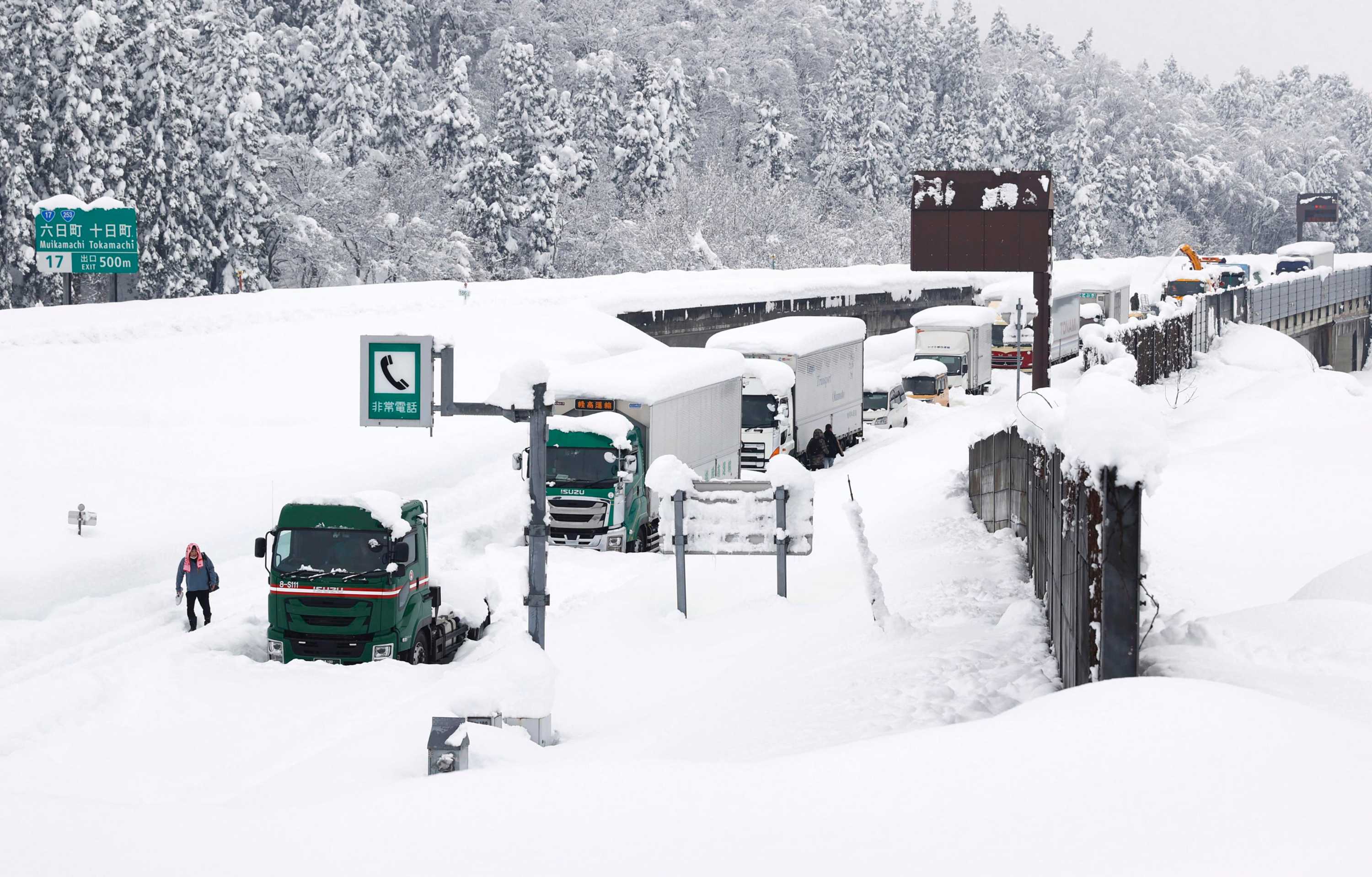 Japanese snowstorm brings traffic to a halt on expressway in Niigata ...