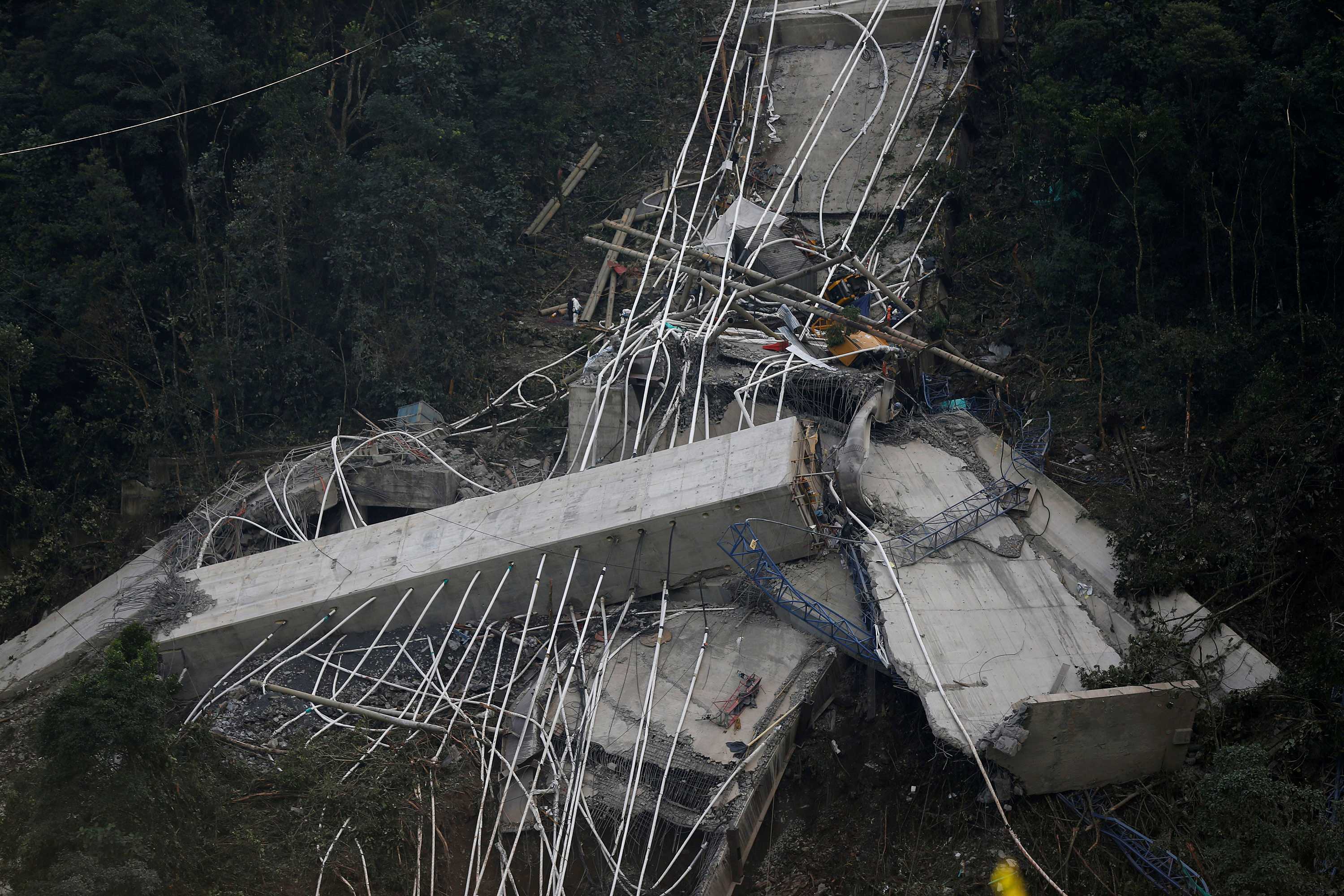 Colombian suspension bridge collapse kills nine workers, injured five ...