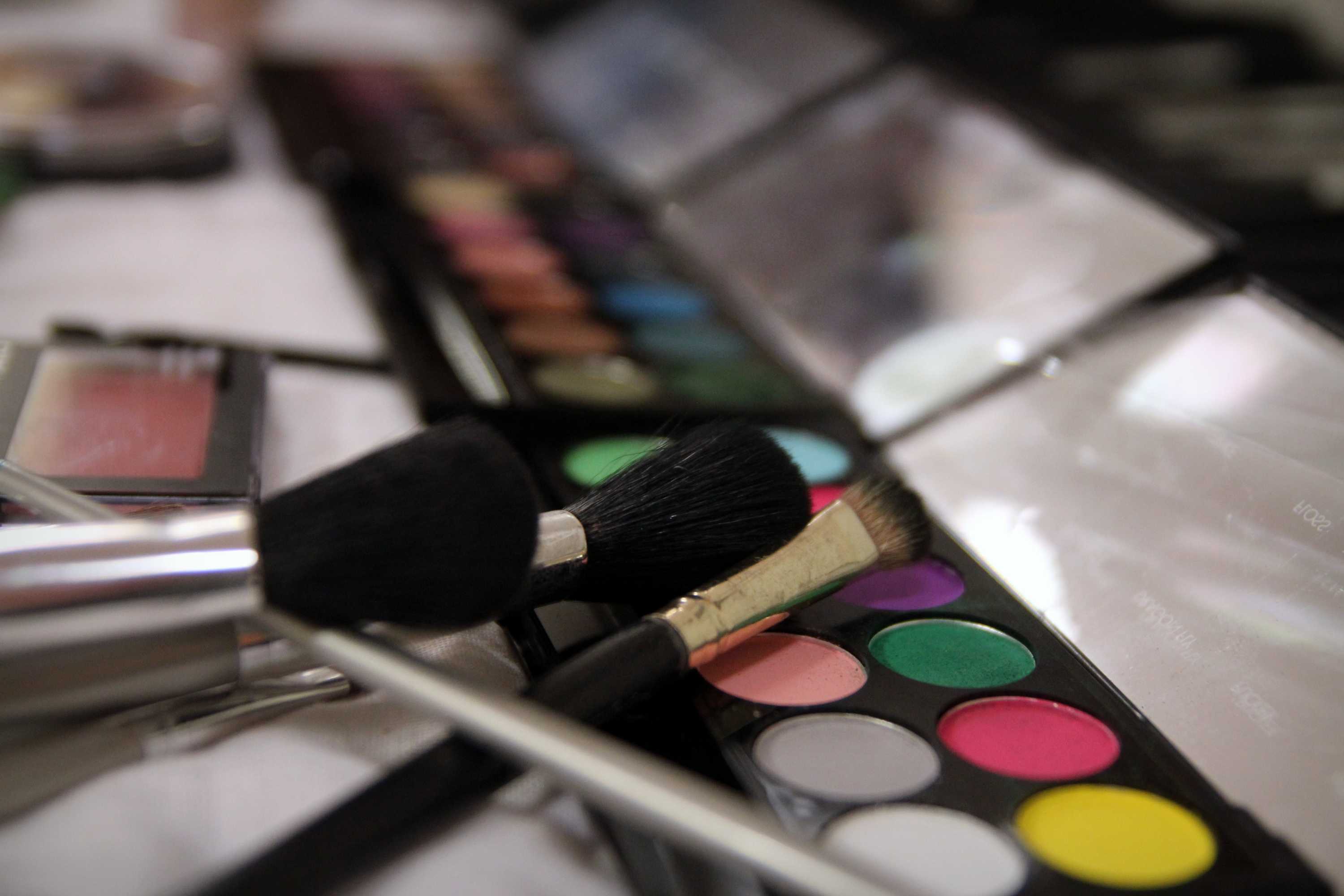 A woman's dilemma: is makeup 'false advertising'? - triple j