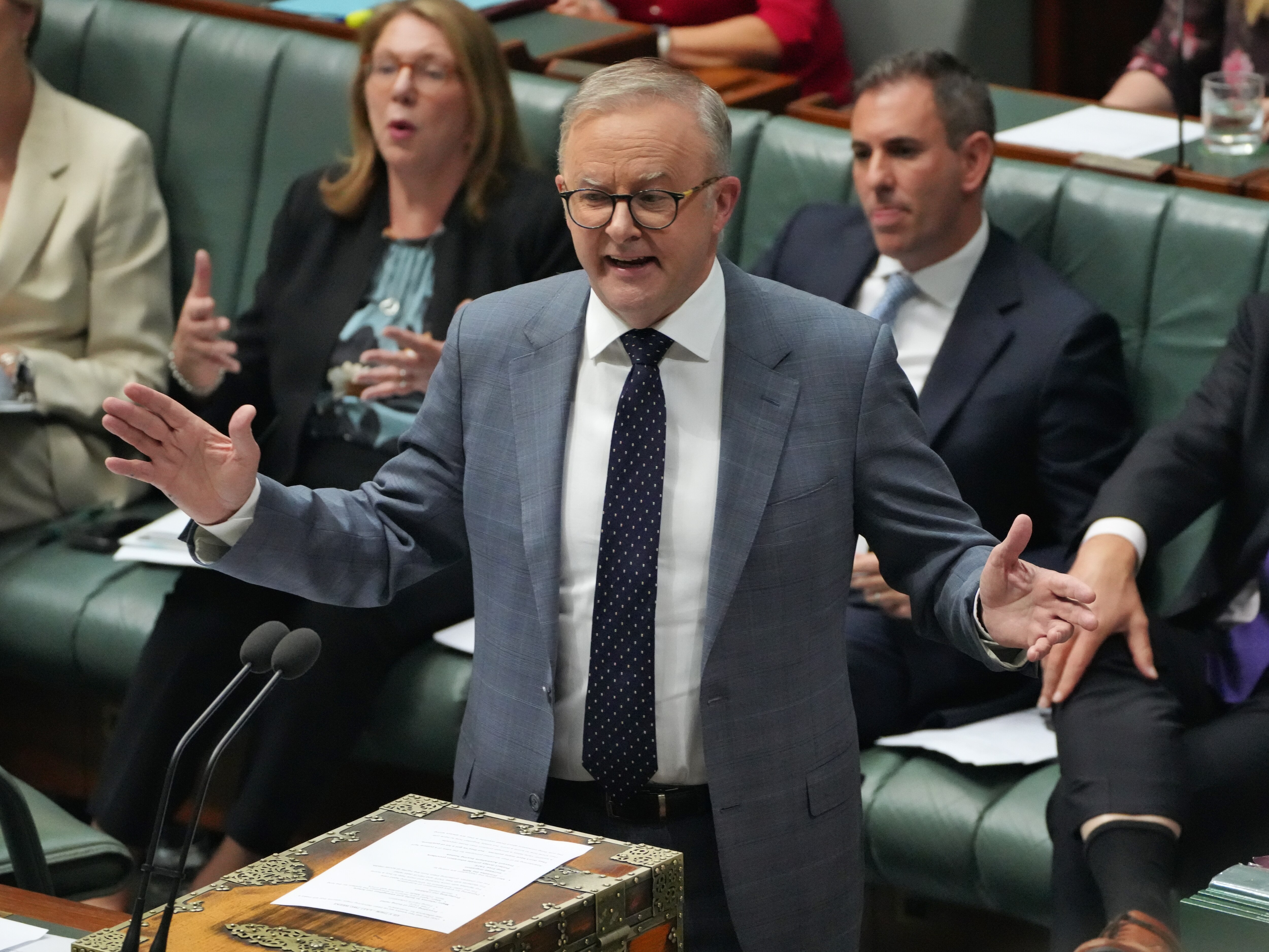 Labor makes deals with Greens to pass a number of bills - ABC listen