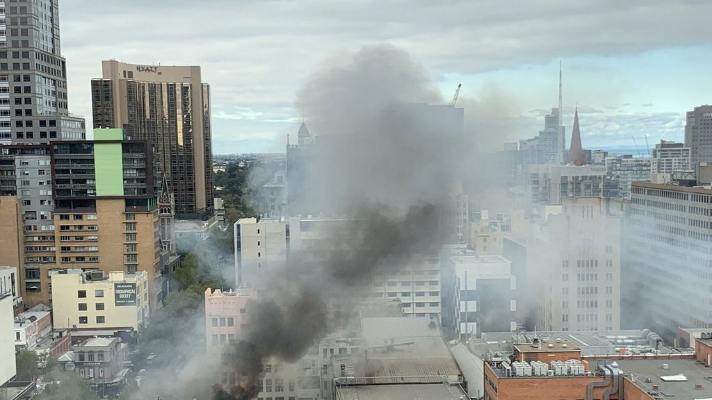 Fire rips through Melbourne CBD building - ABC News