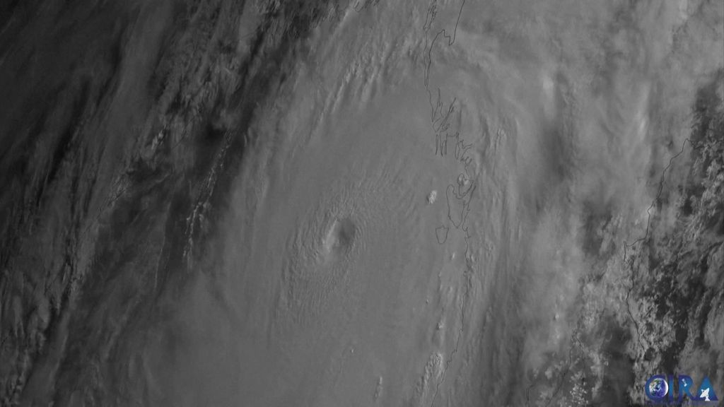 Cyclone Mocha makes landfall, whipping up strong storm surges - ABC News