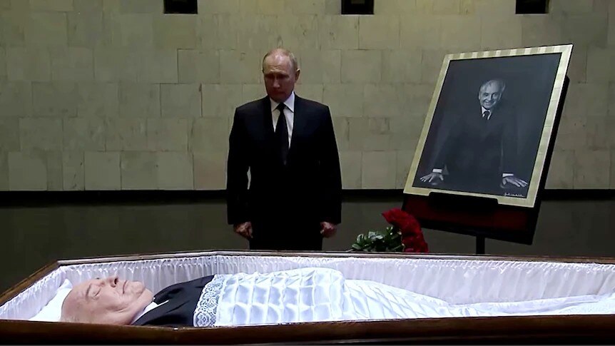 Vladimir Putin pays respects to former Soviet leader Mikhail Gorbachev ...