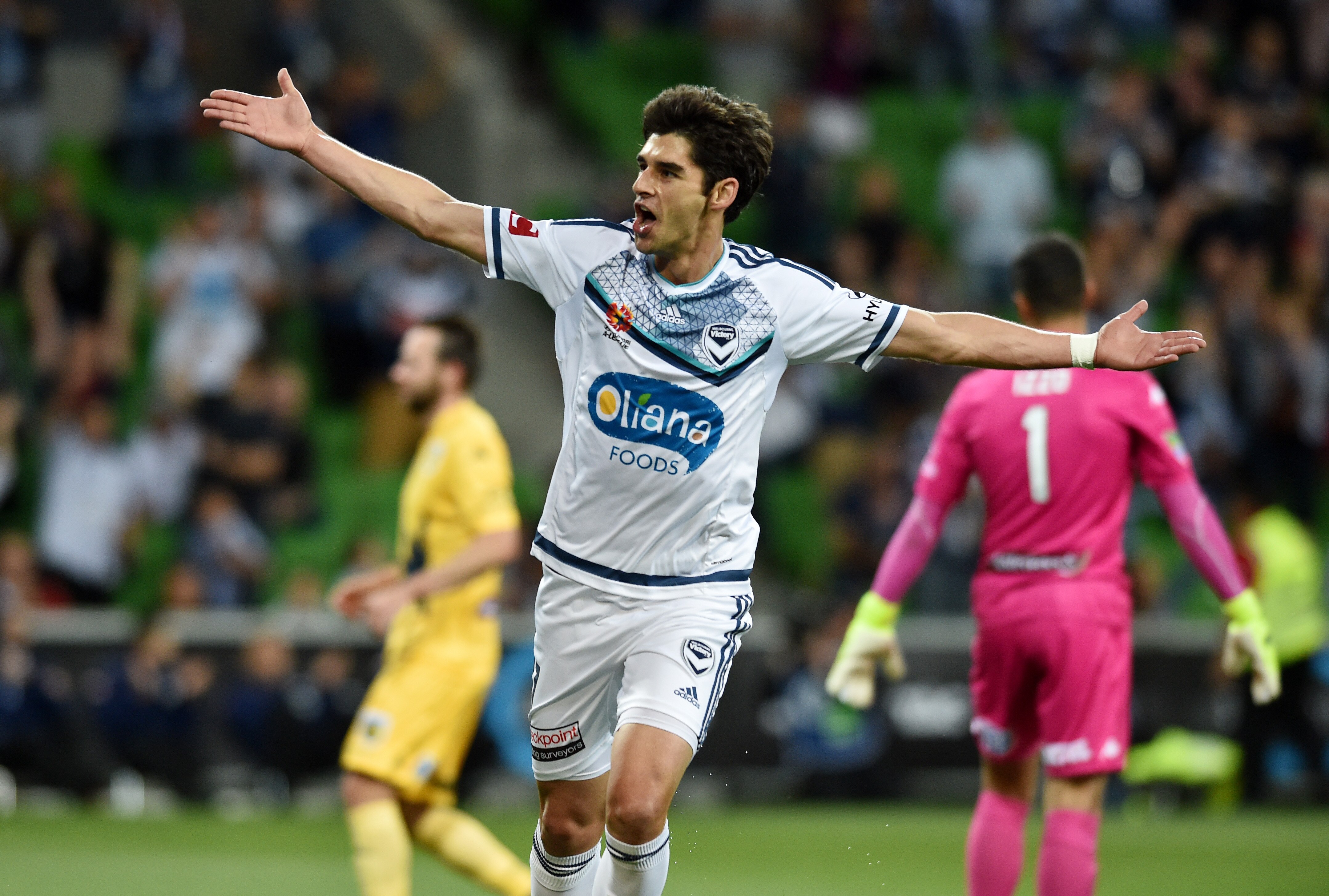 Melbourne Victory beats Central Coast Mariners 2-1 thanks to Gui ...