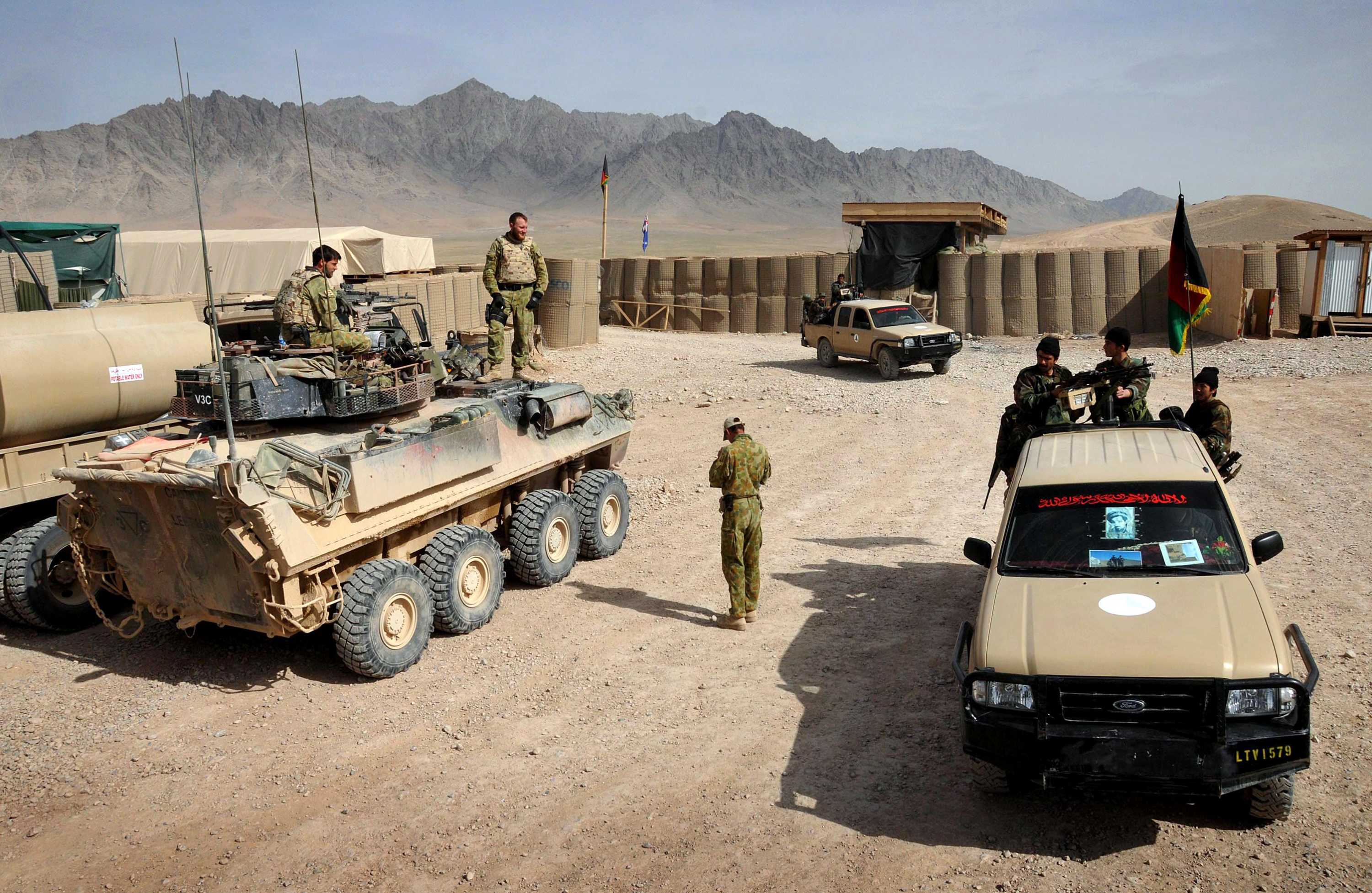 Australian troops hand over Uruzgan bases - ABC News