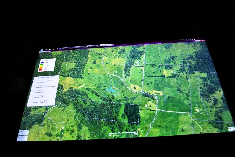 Table-sized interactive 'tablets' help fight bushfires - ABC News