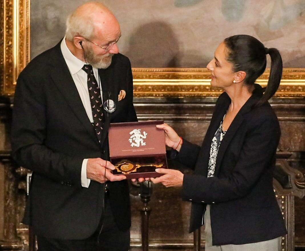 Jailed WikiLeaks founder Julian Assange awarded keys to Mexico City as ...