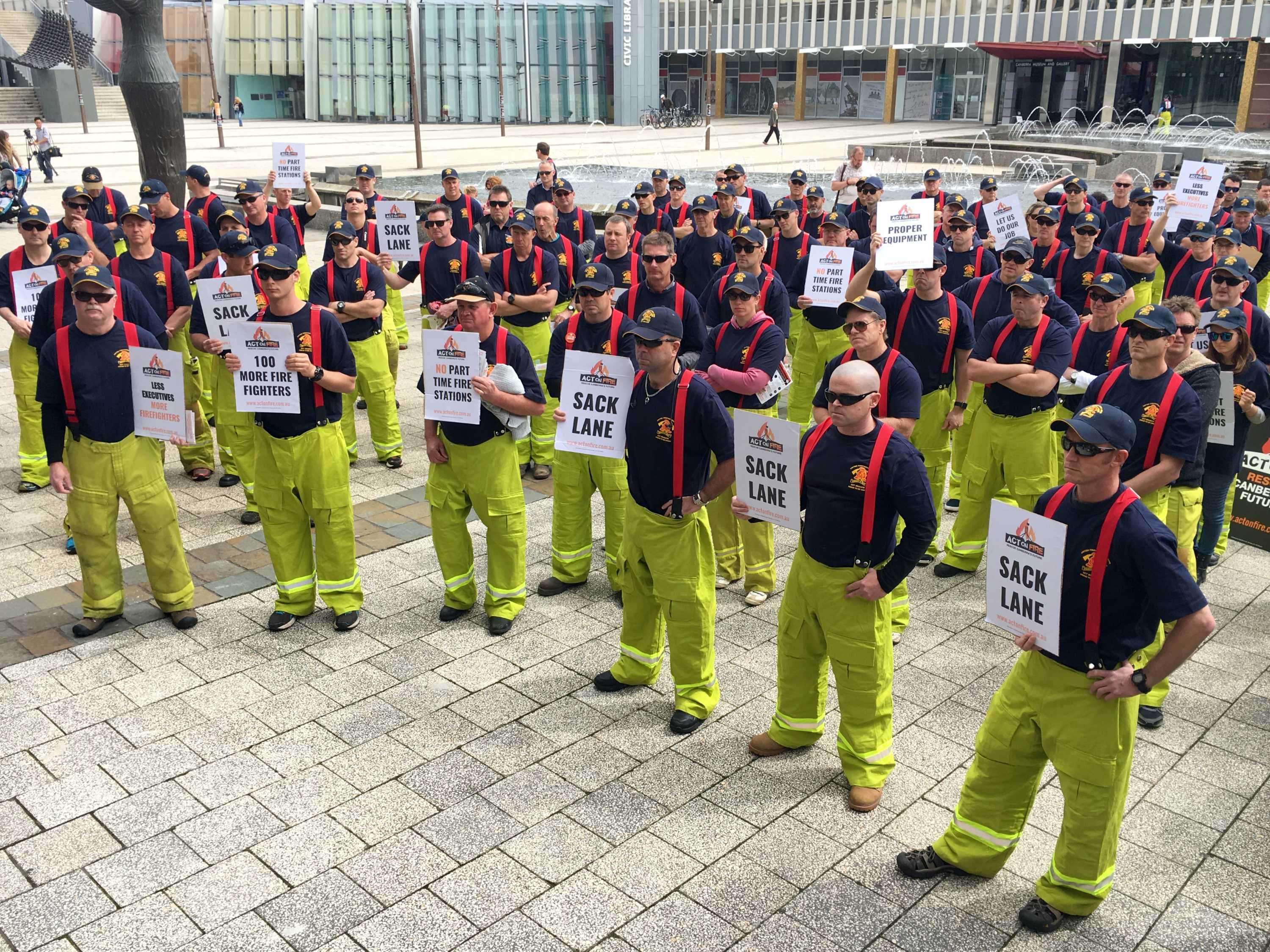 Canberra firefighters call for resignation of Emergency Services Agency ...
