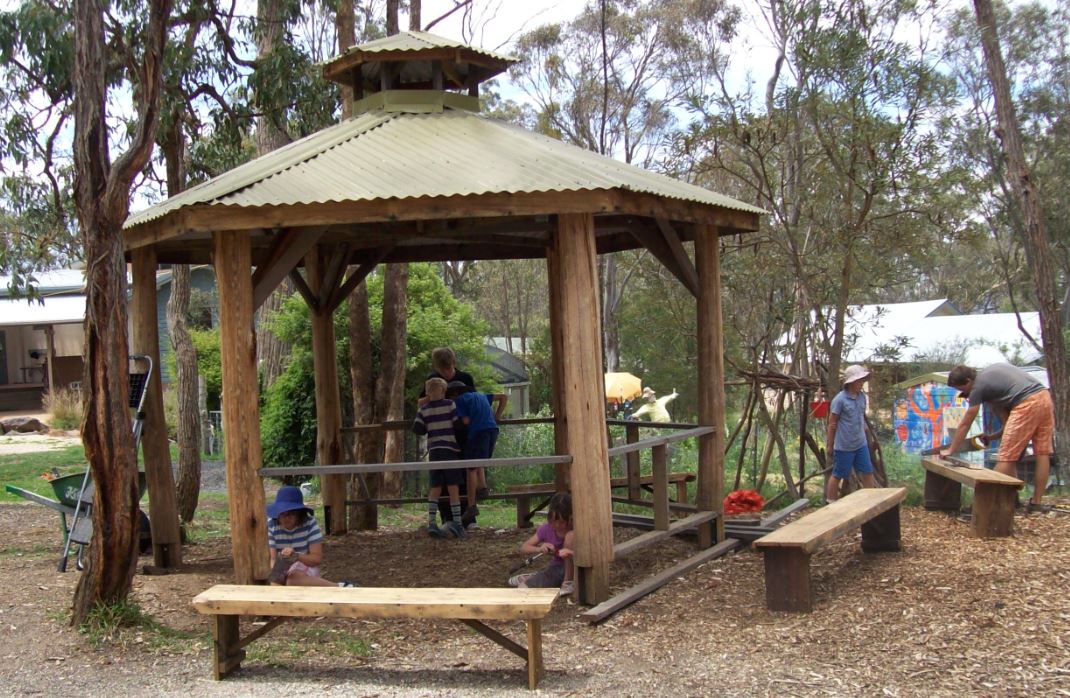 Year Three kids help build recycled gazebo at TAWS - ABC News