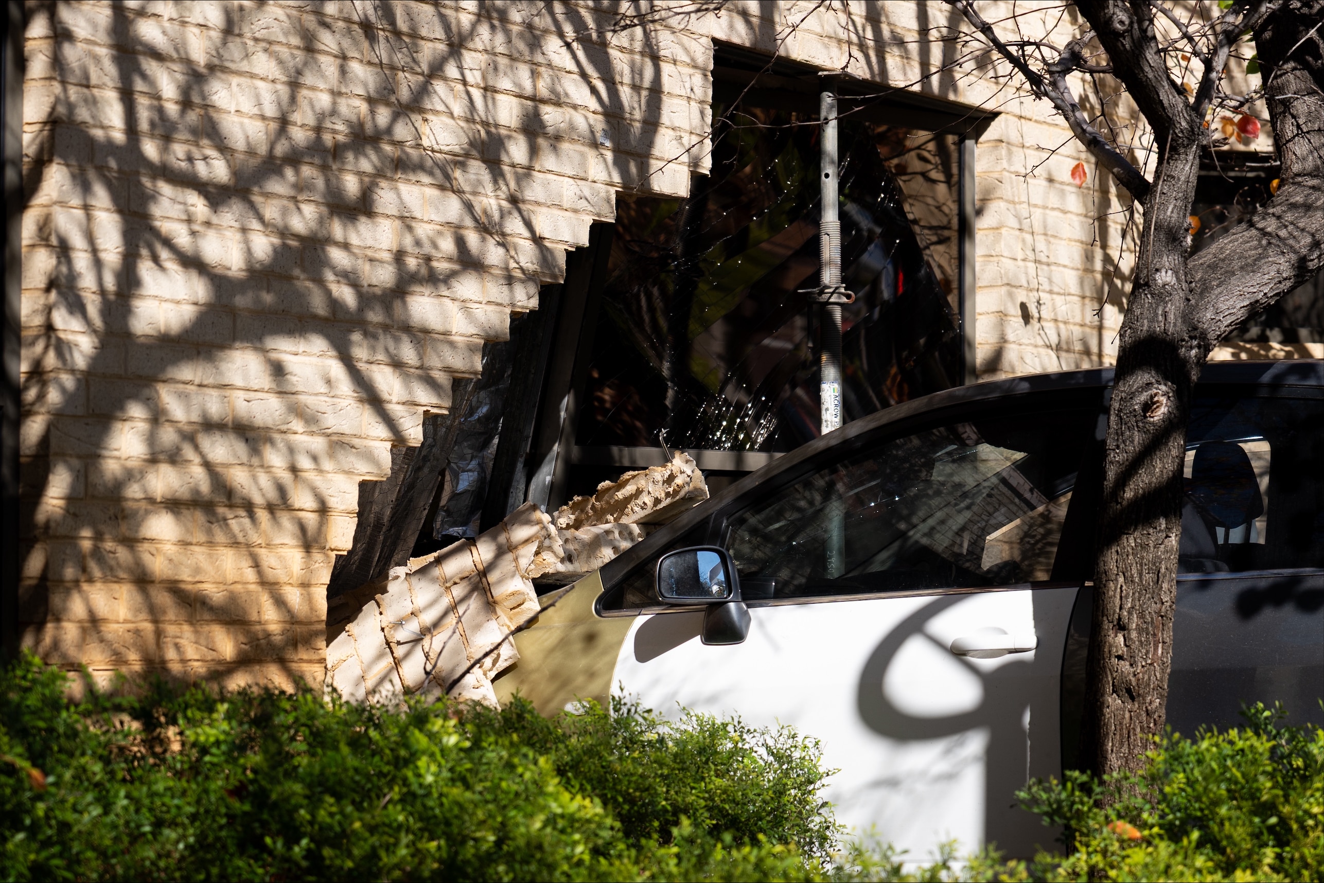 Transperth bus crashes into tree in Wanneroo in Perth's north, multiple ...