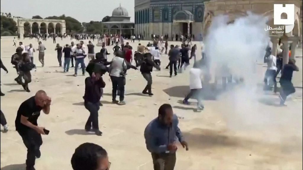 Palestinians and Israeli police clash outside al-Aqsa Mosque - ABC News