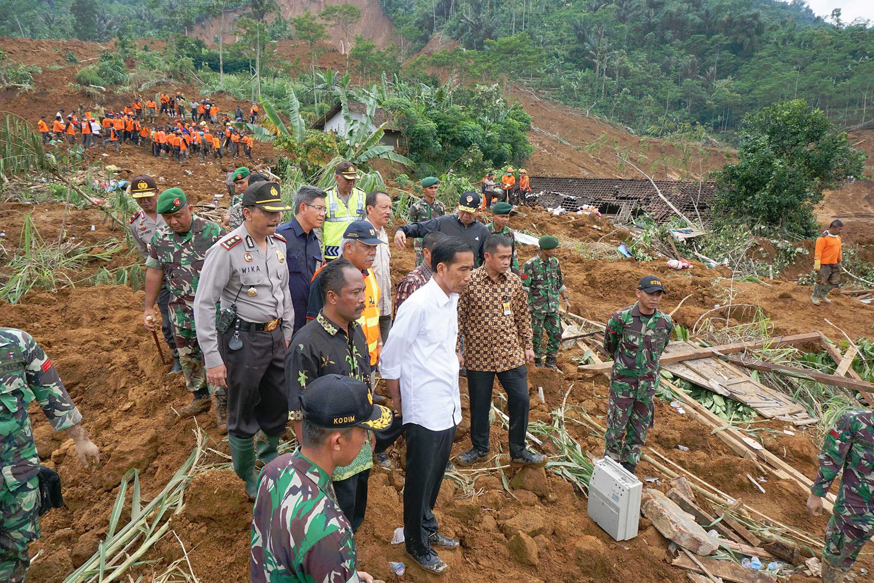 Indonesia landslide: Death toll from landslide in central Java rises to ...