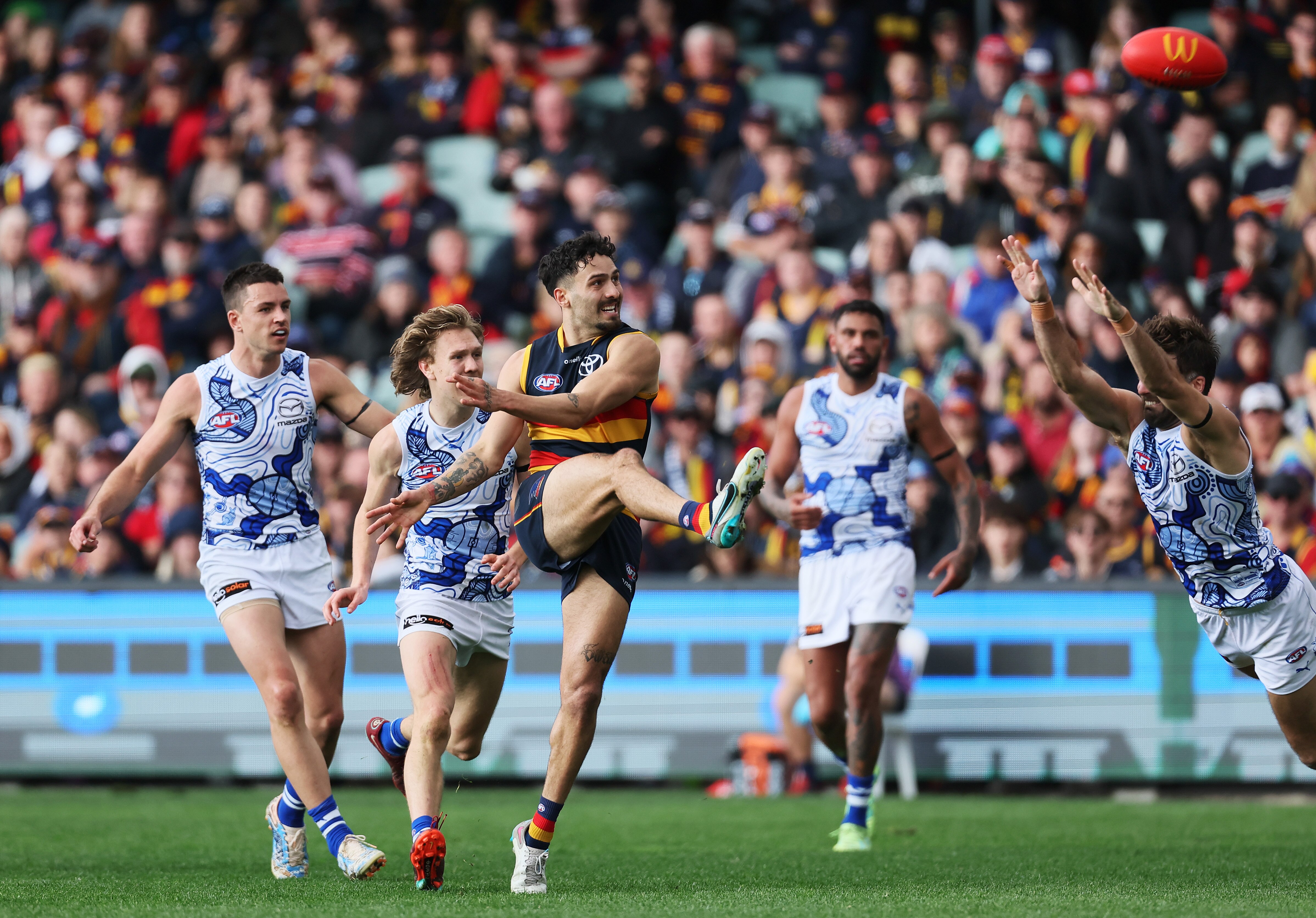 Port Adelaide, Collingwood have contrasting wins to stay two games ...