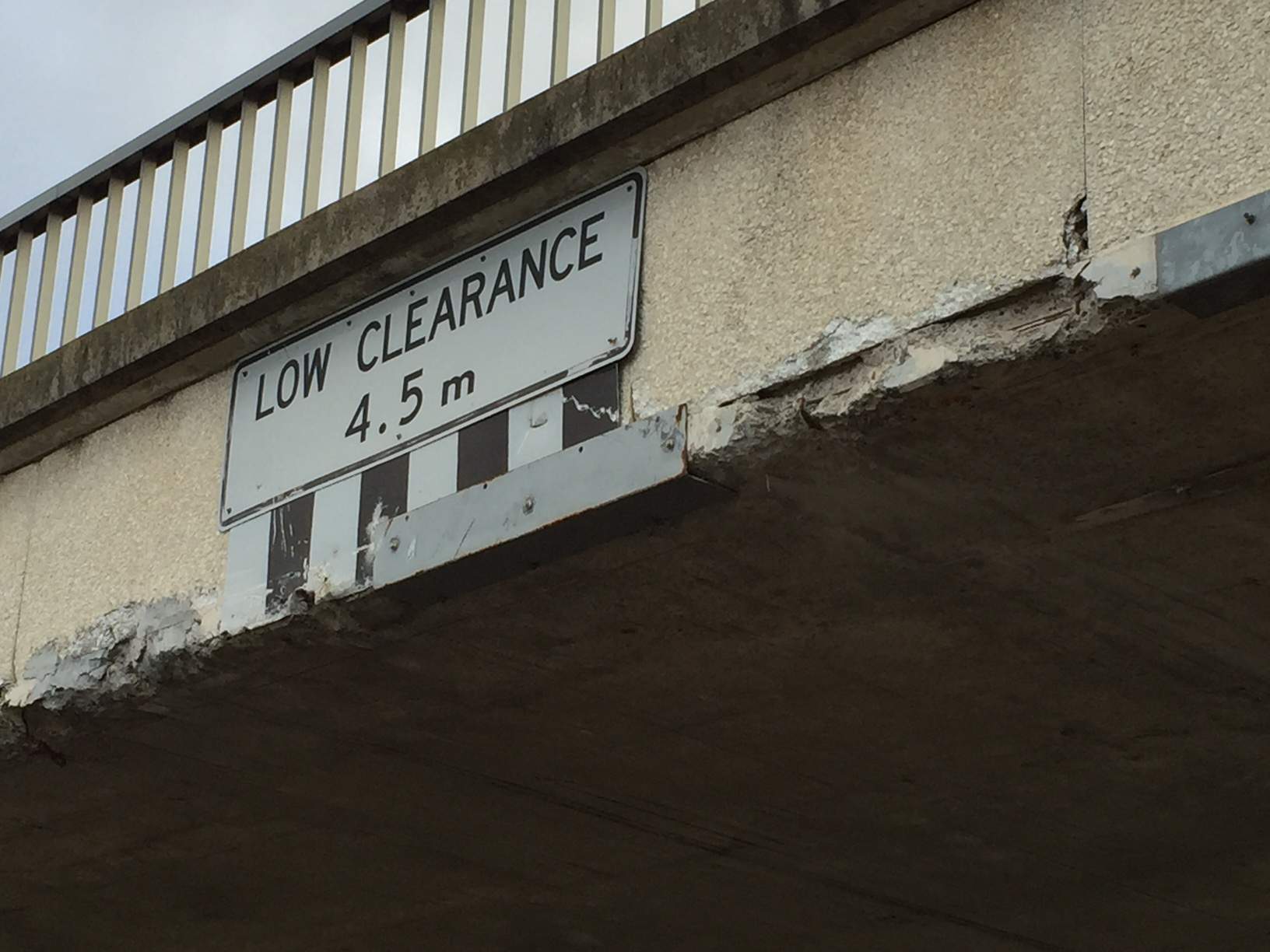 Truck hits Commonwealth Avenue bridge on Parkes Way in Canberra - ABC News