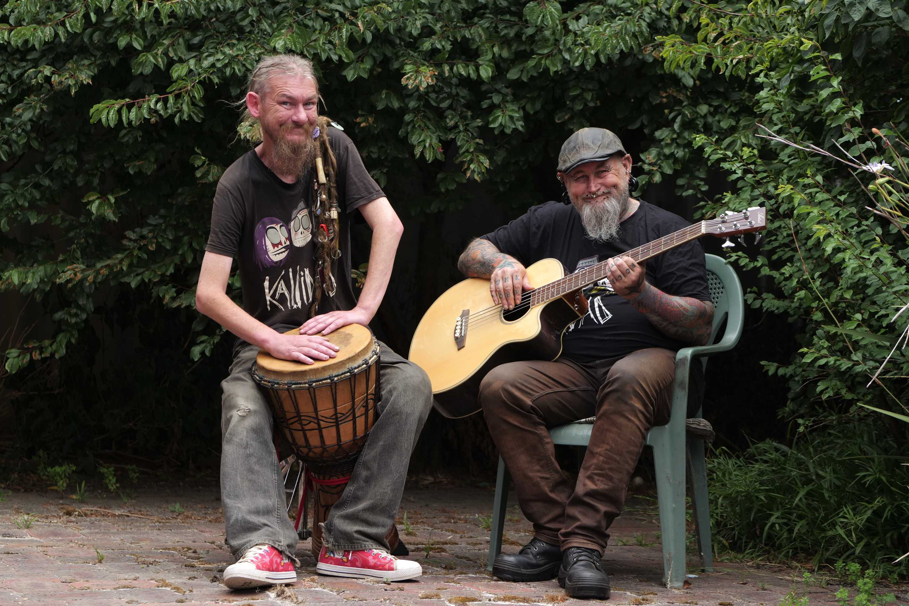 Acoustic folk-punk duo Screw Acoustics perform Happy Song. - ABC News