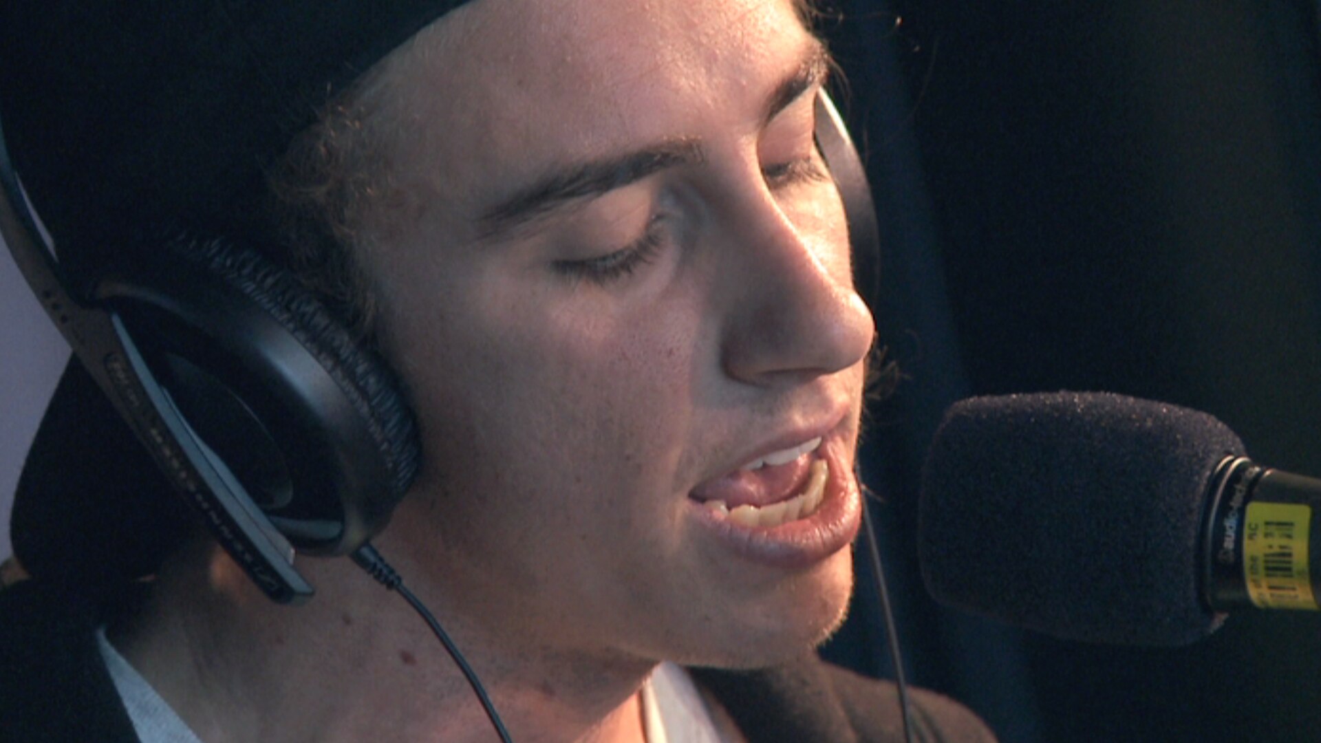 Bleeding Knees Club covers Grimes 'Oblivion' for Like A Version [2012 ...